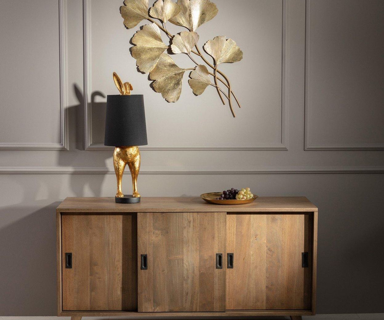 Czym ozdobić ścianę w salonie? Ogród wertykalny, mapa, a może ...