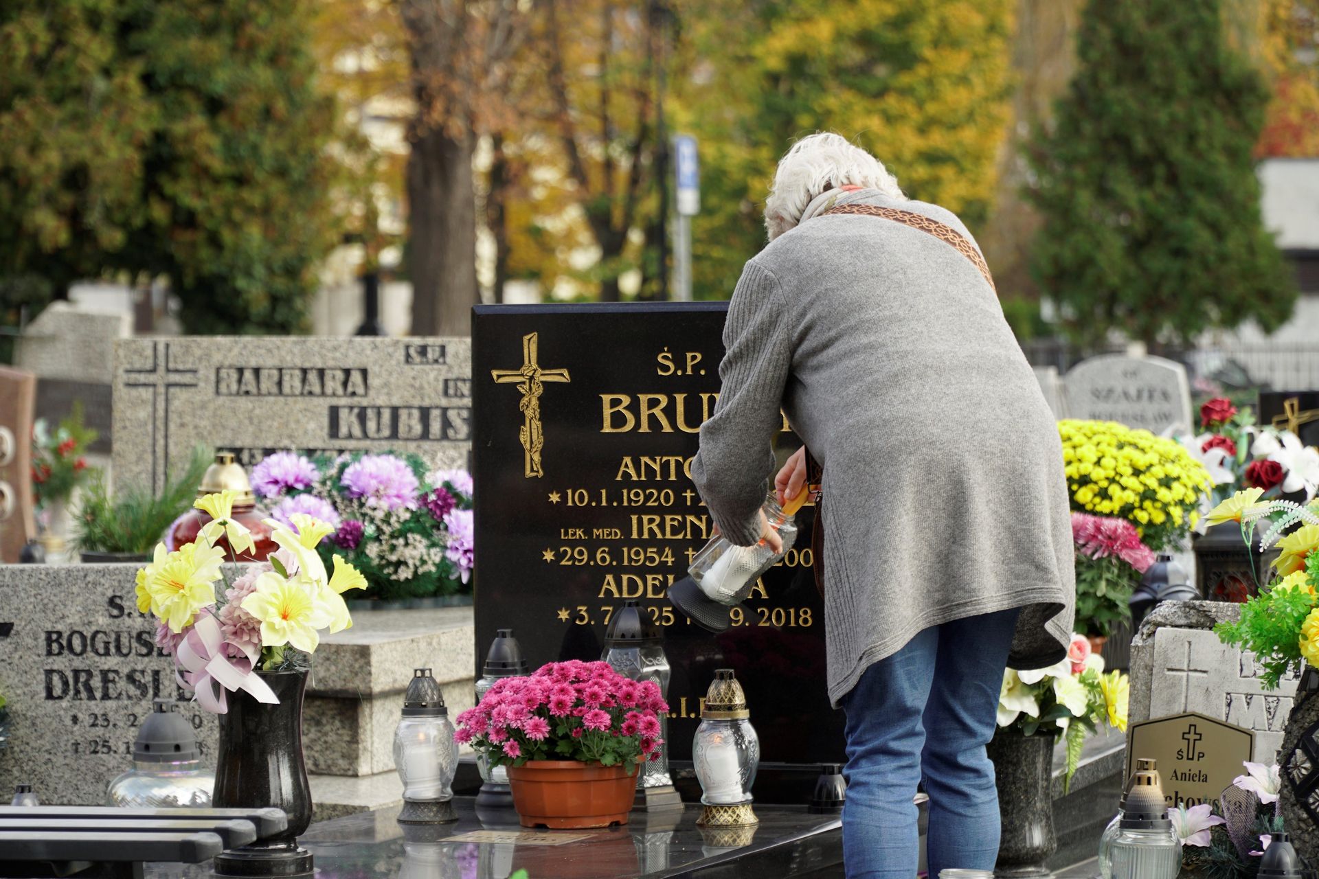 Zmiana organizacji ruchu przy cmentarzach w Katowicach. Drogi są zamknięte - Śląskie Radio ESKA