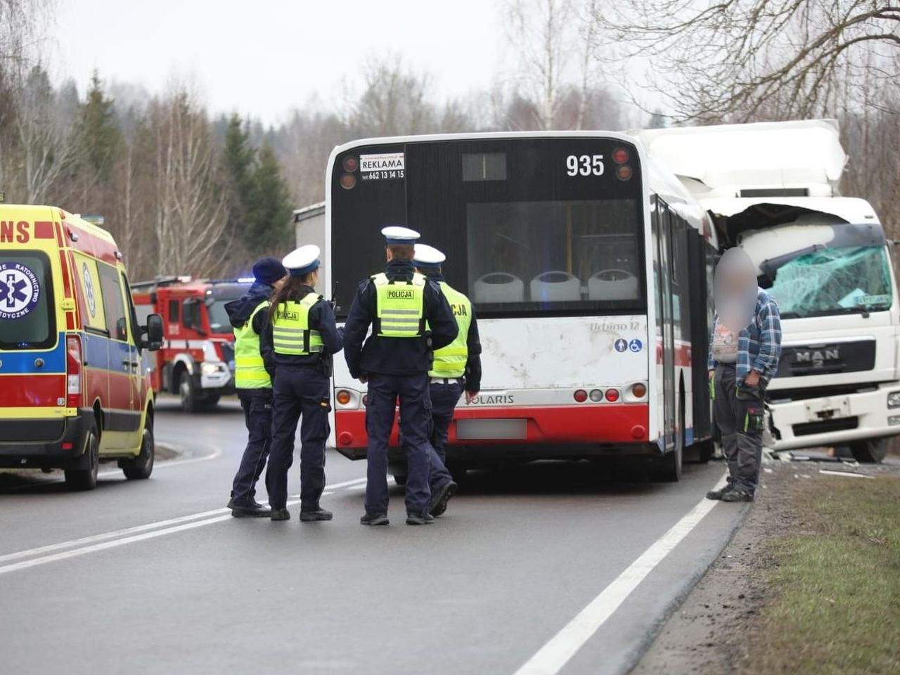 Poważny wypadek na DK 51. Autobus zderzył się z ciężarówką. Są ranni - Olsztyn Radio ESKA
