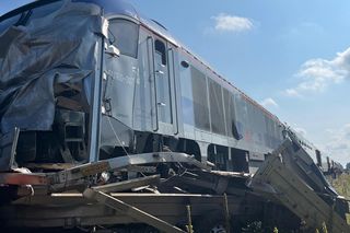 Olszyny. Tragedia na przejeździe kolejowym. Bus zderzył się z pociągiem relacji Szczecin ...