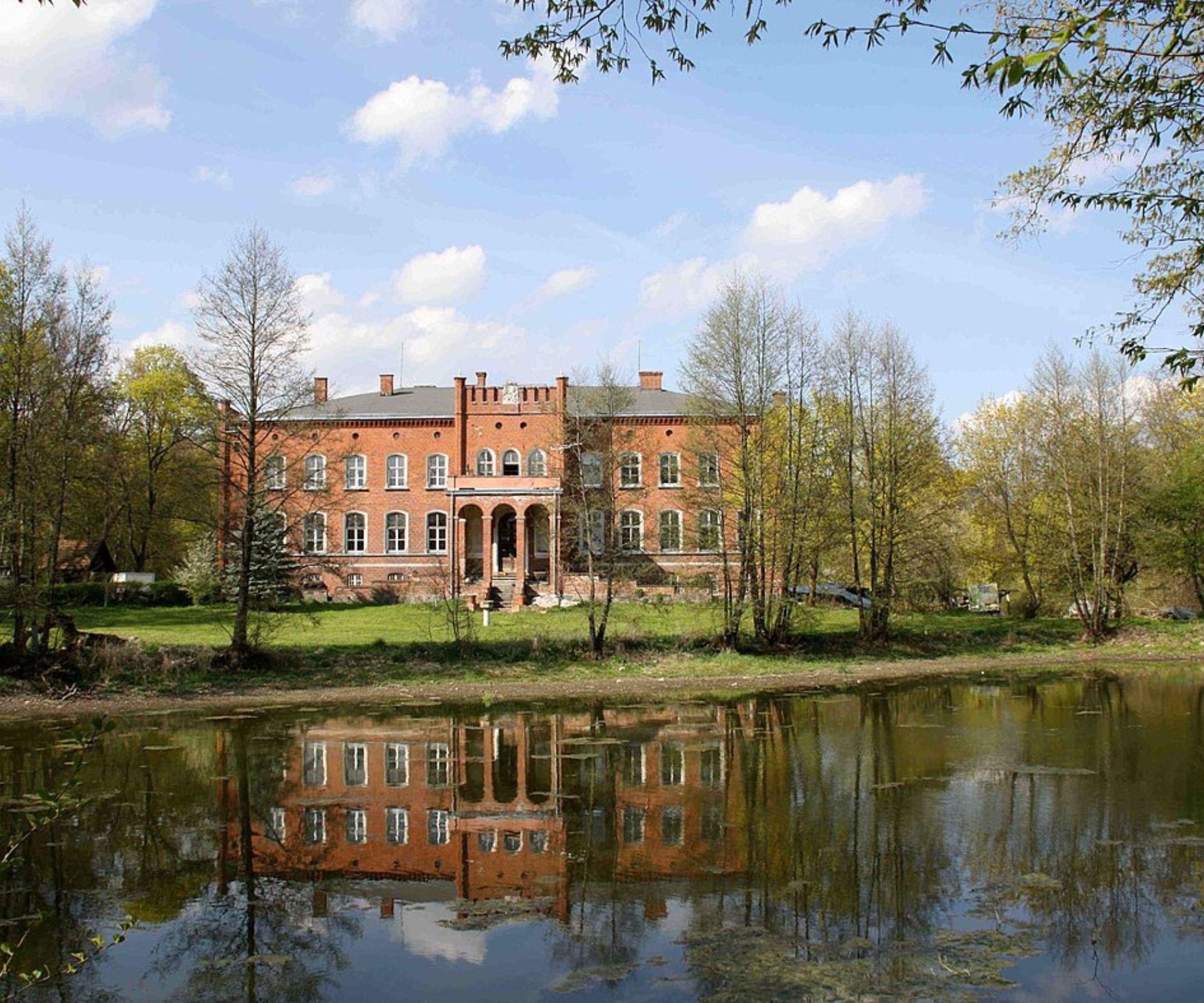 W tej wsi na Warmii i Mazurach urodził się twórca potęgi BMW. Mało kto ...