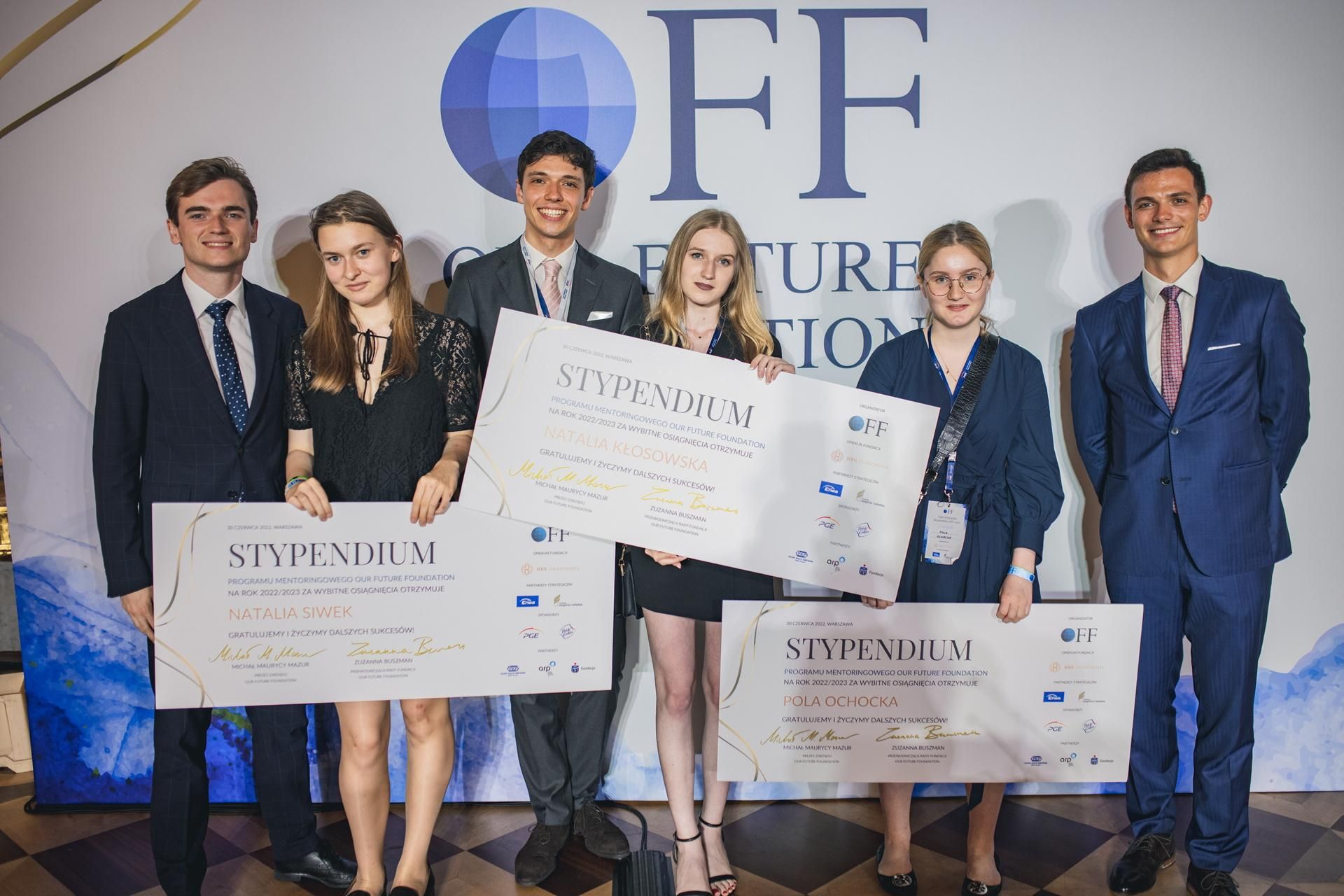 25 wybitnych licealistów wyróżnionych na VI Gali Stypendialnej Our Future Foundation - Super Biznes