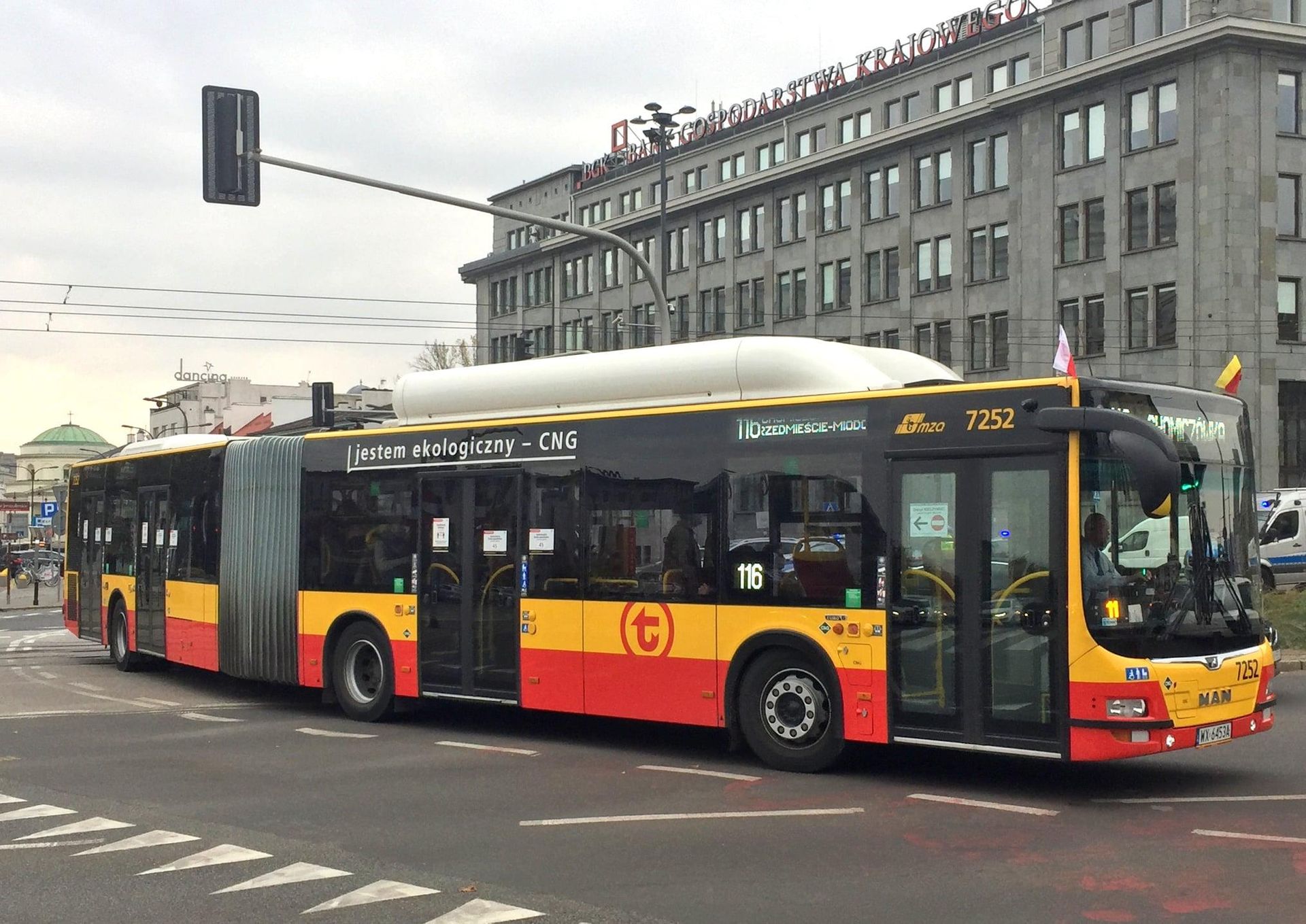 Ogromne zmiany w komunikacji miejskiej w Warszawie. Specjalne rozkłady jazdy i zawieszone linie ...