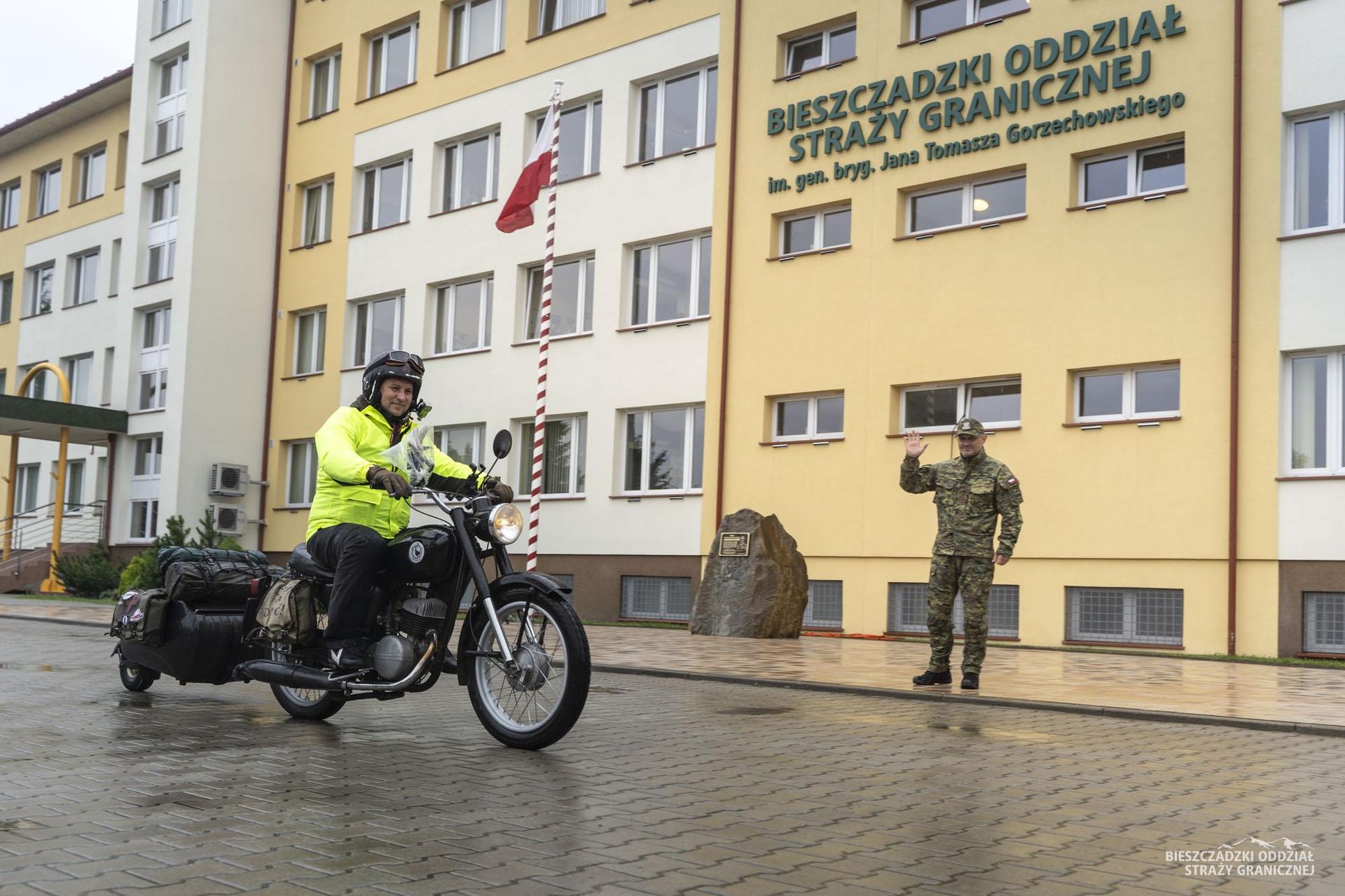 Strażnik graniczny z Podkarpacia wyruszył w wyjątkową podróż. Objedzie Polskę legendarną WSK-ą ...