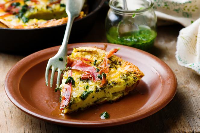 Omlet biszkoptowy z pesto i szynką: łatwy przepis na wytrawny grzybek ...