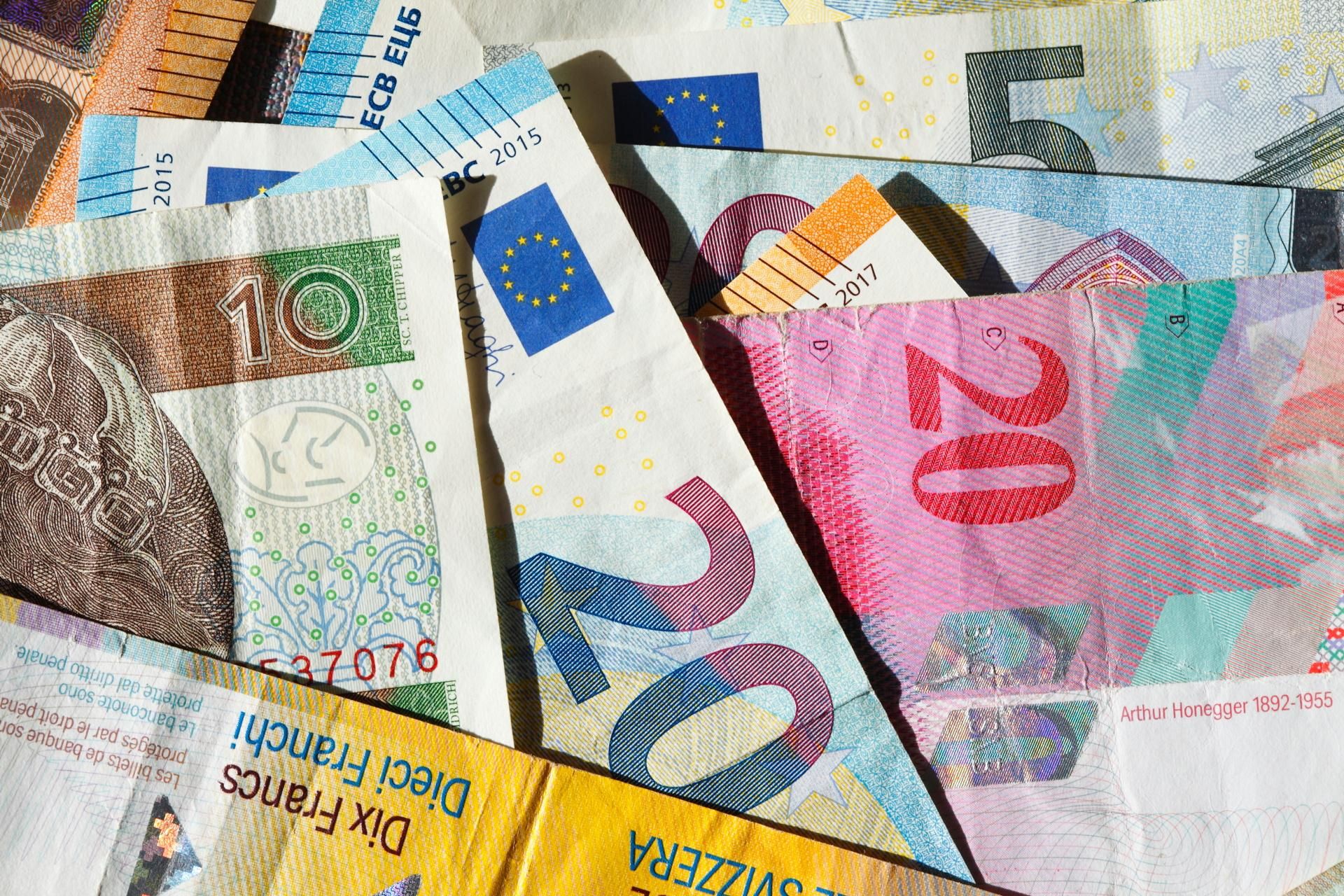 Aktualne kursy walut [17.06.2025]. Ile kosztuje euro, dolar, funt i ...