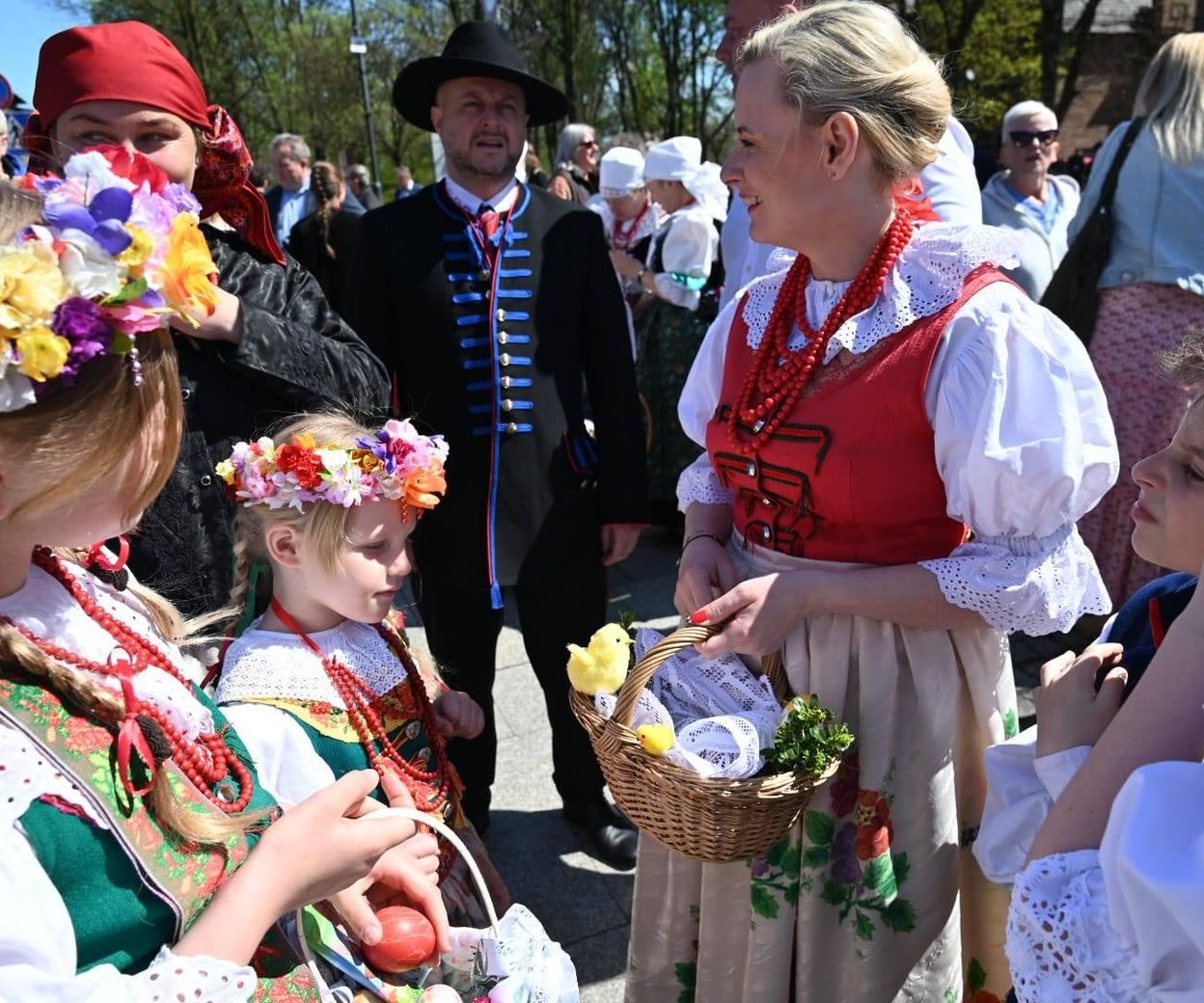 Święcenie pokarmów na Nikiszowcu. Kościół św. Anny wypełnili Ślązacy w ...