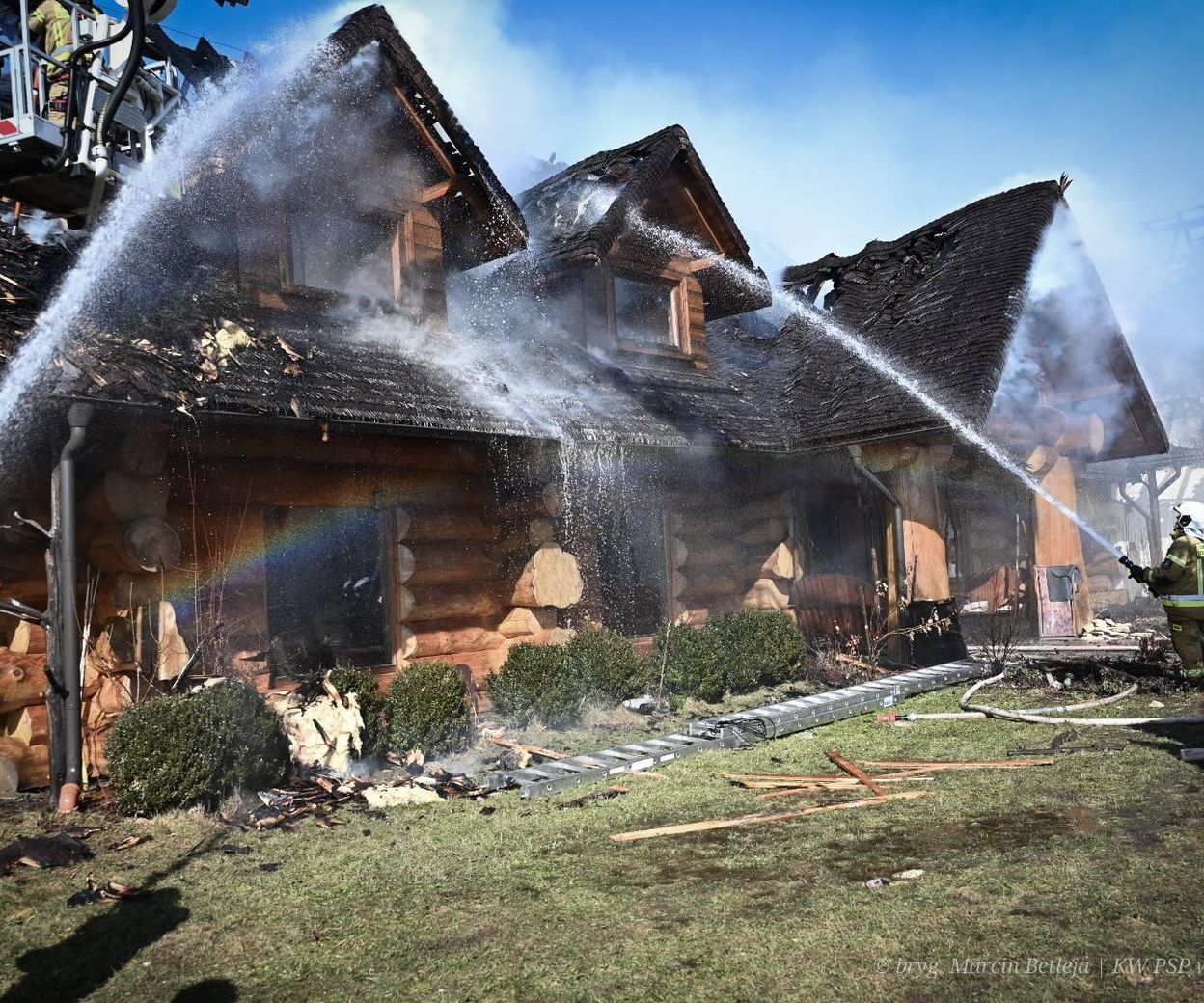 Paliła się karczma Wilcza Jama w Smolniku. To drewniany budynek w ...