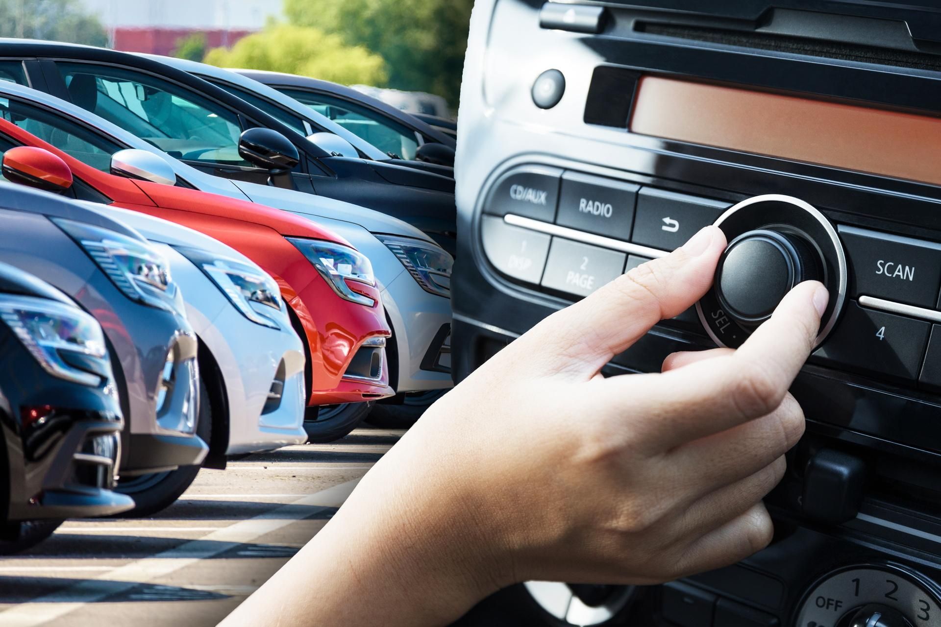 Abonament RTV od radia w aucie. Kontrolerzy robią zdjęcia zaparkowanych ...