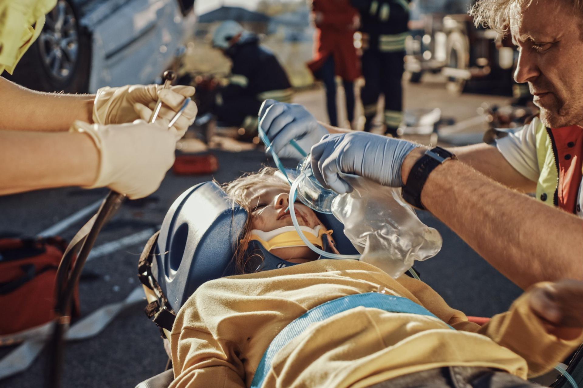 Wypadek autobusu z przedszkolakami pod Krakowem. Jedno z dzieci wypadło przez okno - Mjakmama24.pl