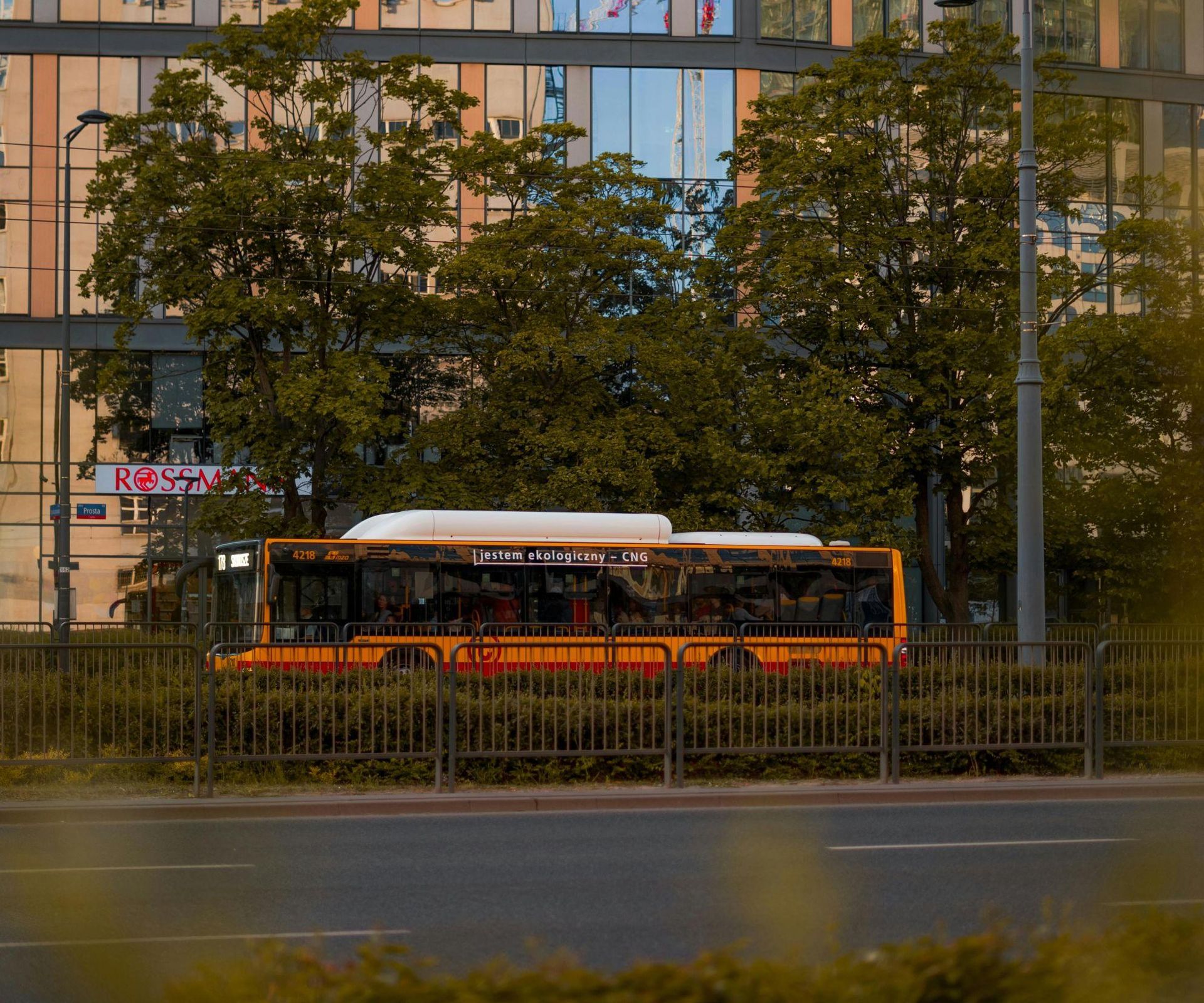 Zmiany w rozkładach, zawieszone linie. Jak pojadą autobusy, tramwaje i metro w Warszawie? [Boże ...