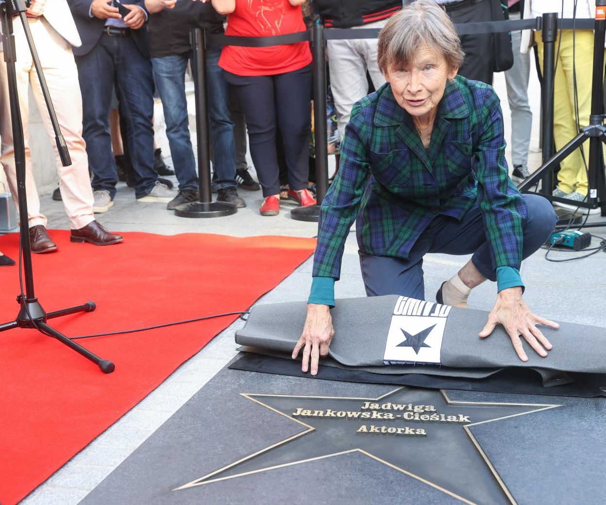 Znana aktorka odsłoniła swoją gwiazdę w Łódzkiej Alei Gwiazd. „To ...
