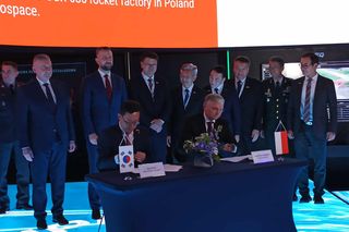 Grupa WB i Hanwha Aerospace budują fabrykę rakiet CGR-080 dla Homar-K. Umowa podpisana na MSPO ...