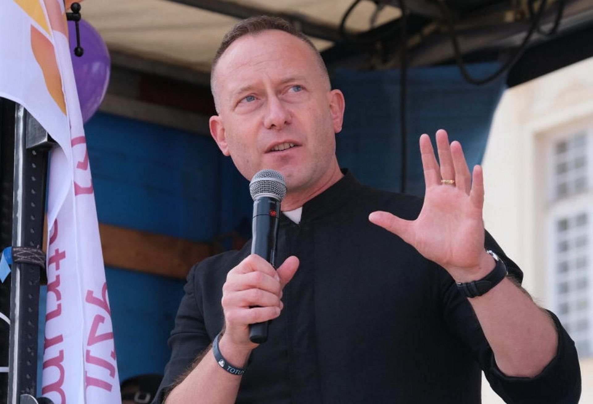 Kolęda. Ksiądz Dominik Chmielewski odwiedził zamożną rodzinę. Zaskakująca wyznanie gospodarza ...