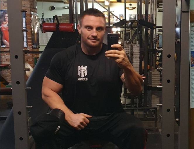 Krzysztof Radzikowski stanął przed obiektywem i pokazał go w pełnej ...
