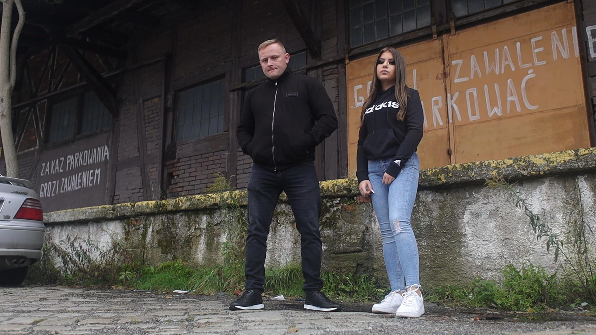 Bajorson z hitem Szansa. Numer powstał w specjalnie wybudowanym studiu ...