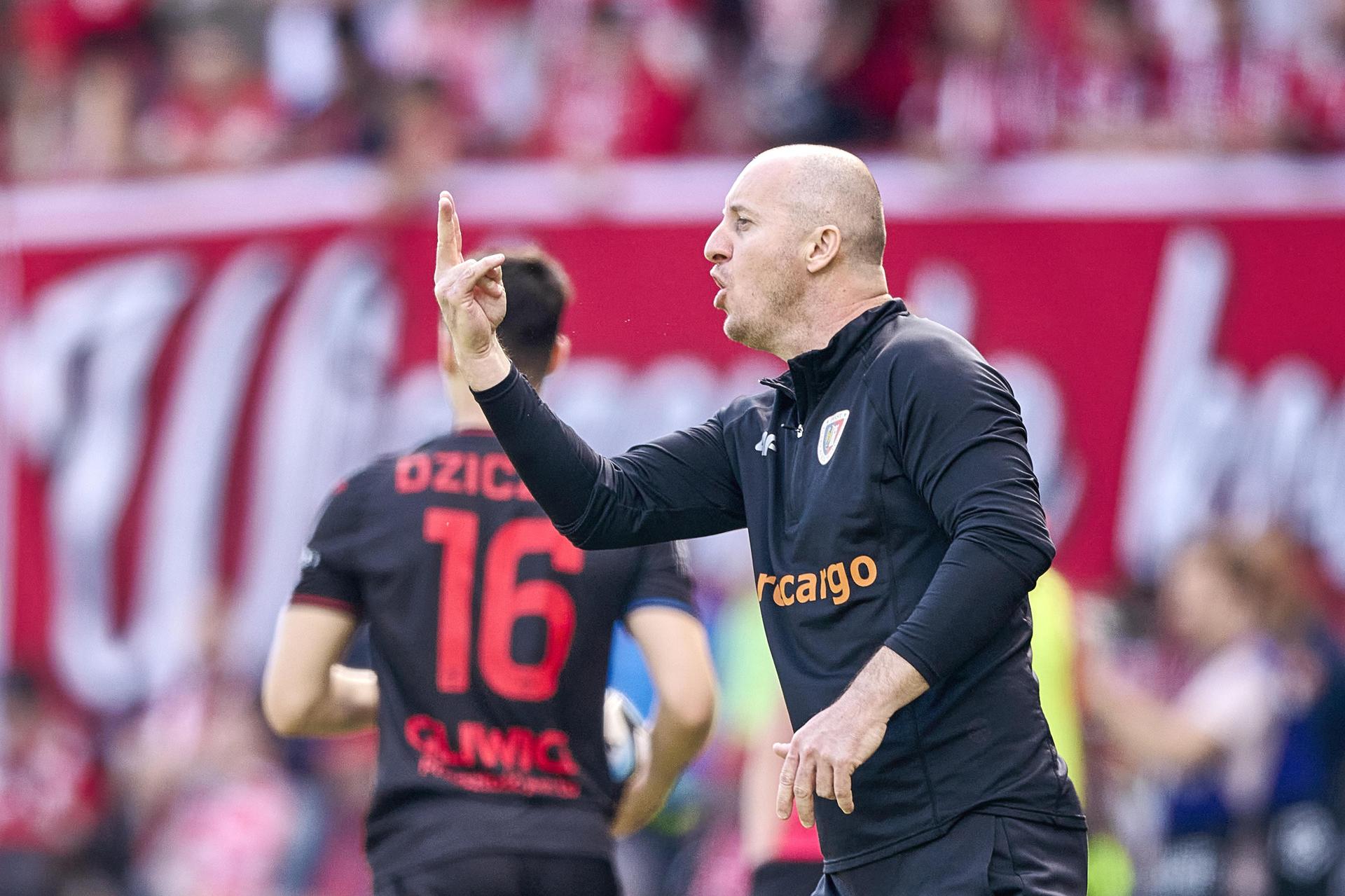 Aleksandar Vuković musi… gryźć się w język, ale wewnątrz się gotuje ...