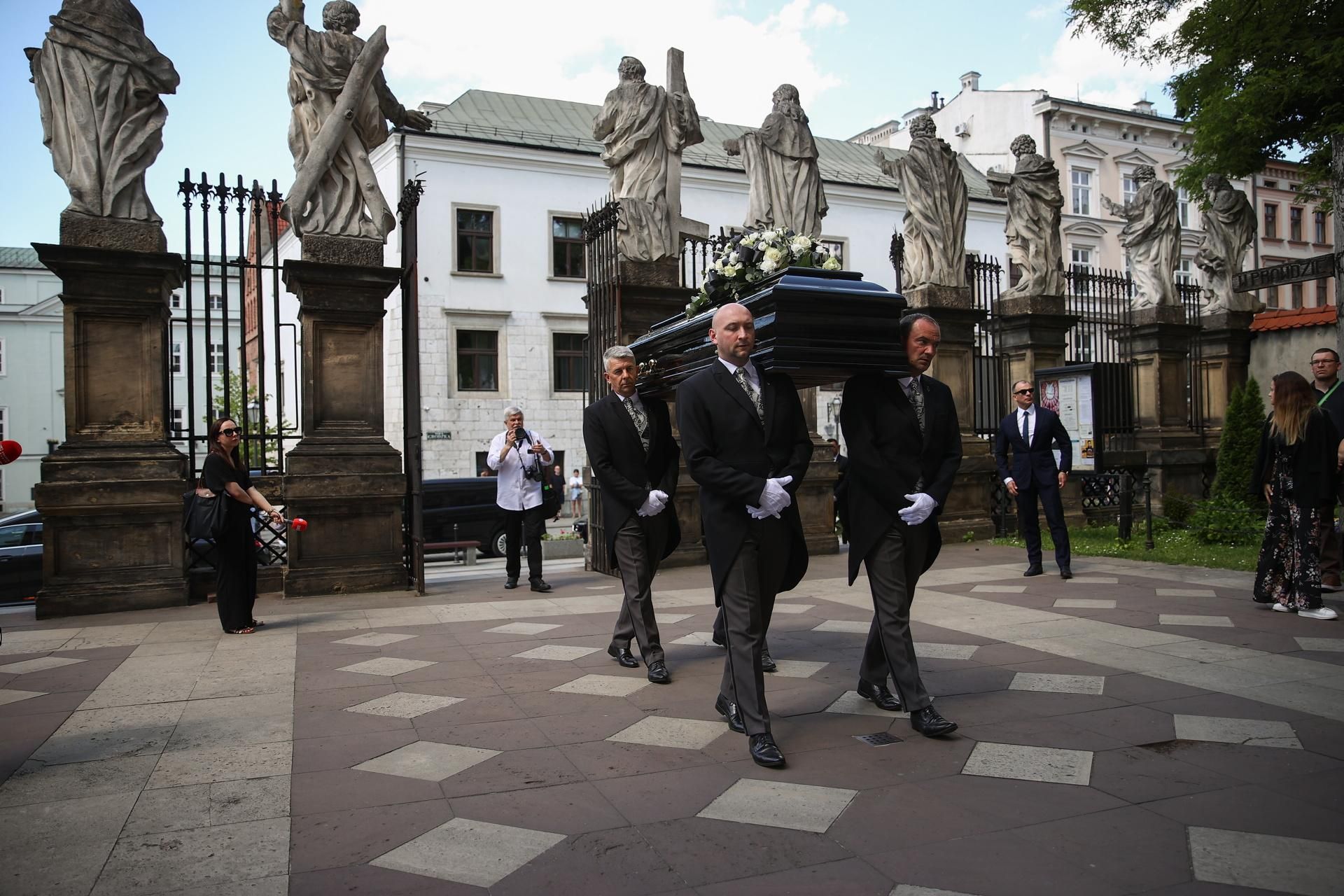 Pogrzeb Jana A.P. Kaczmarka w Krakowie. Łzy cisną się do oczu - Super Express - wiadomości ...