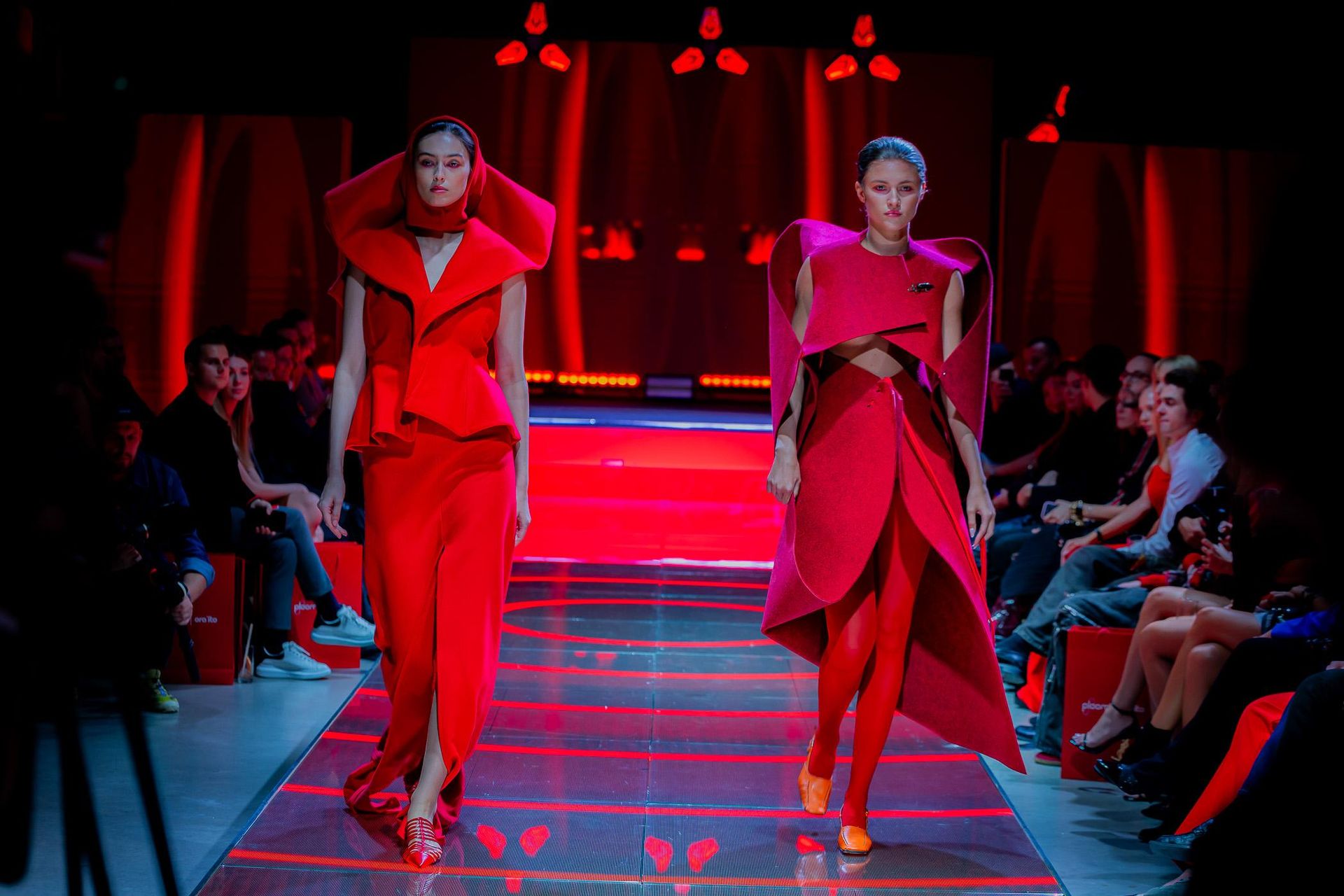 Pokaz mody THE RED EXPERIENCE. Tej jesieni w modzie i designie ...