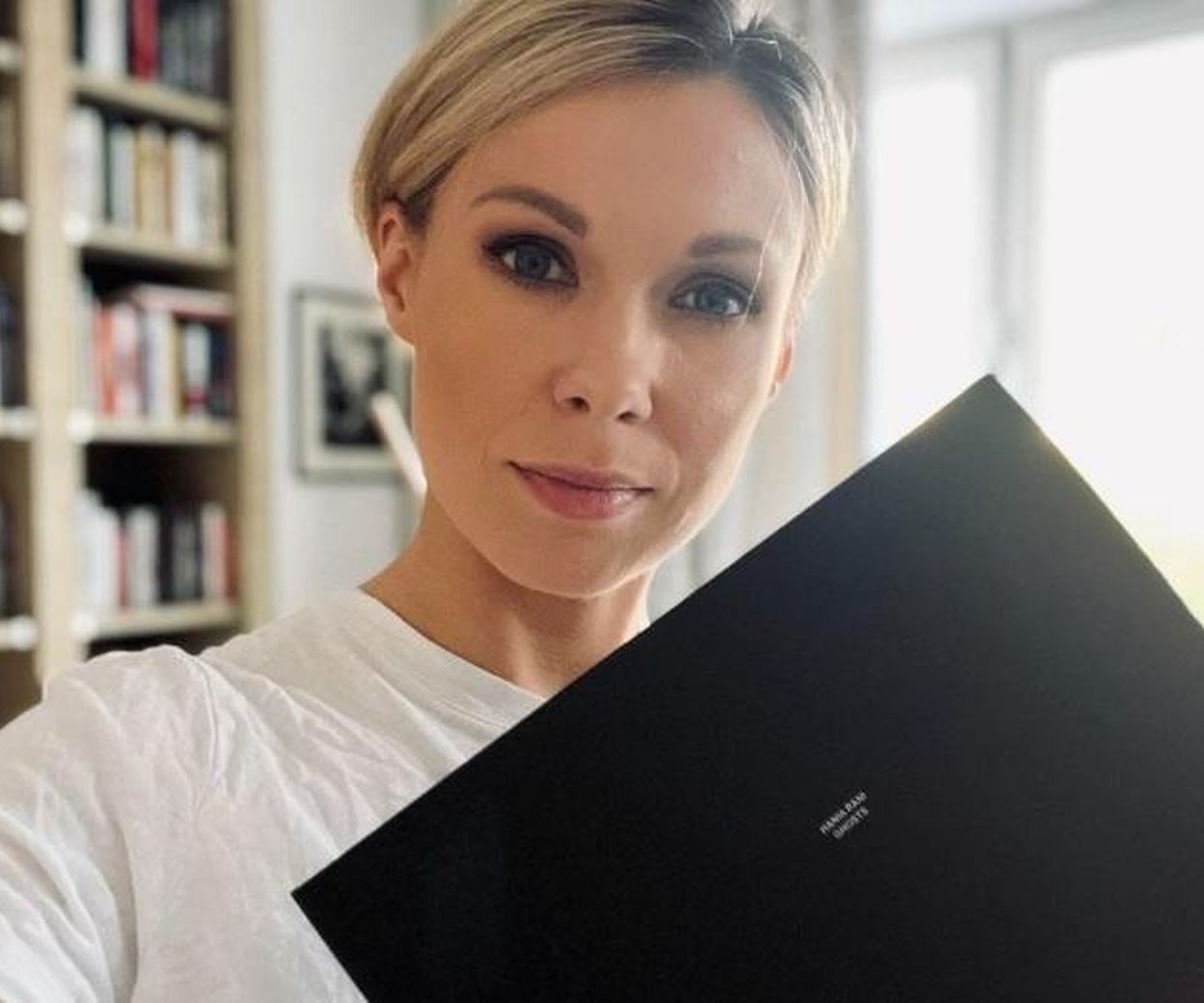 Piękna prezenterka Polsatu odeszła do TVP. Poprowadzi "19:30". Kim jest Monika Sawka? - Super ...