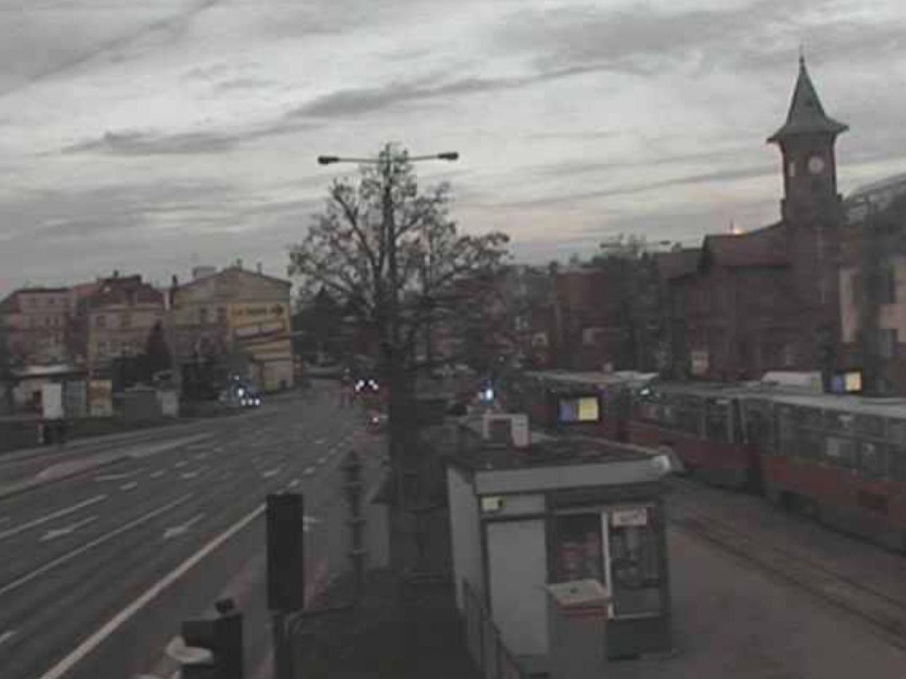 Wypadek tramwajowy w centrum Bydgoszczy. Tramwaj wypadł z szyn na ul. Jagiellońskiej. Trzy osoby ...