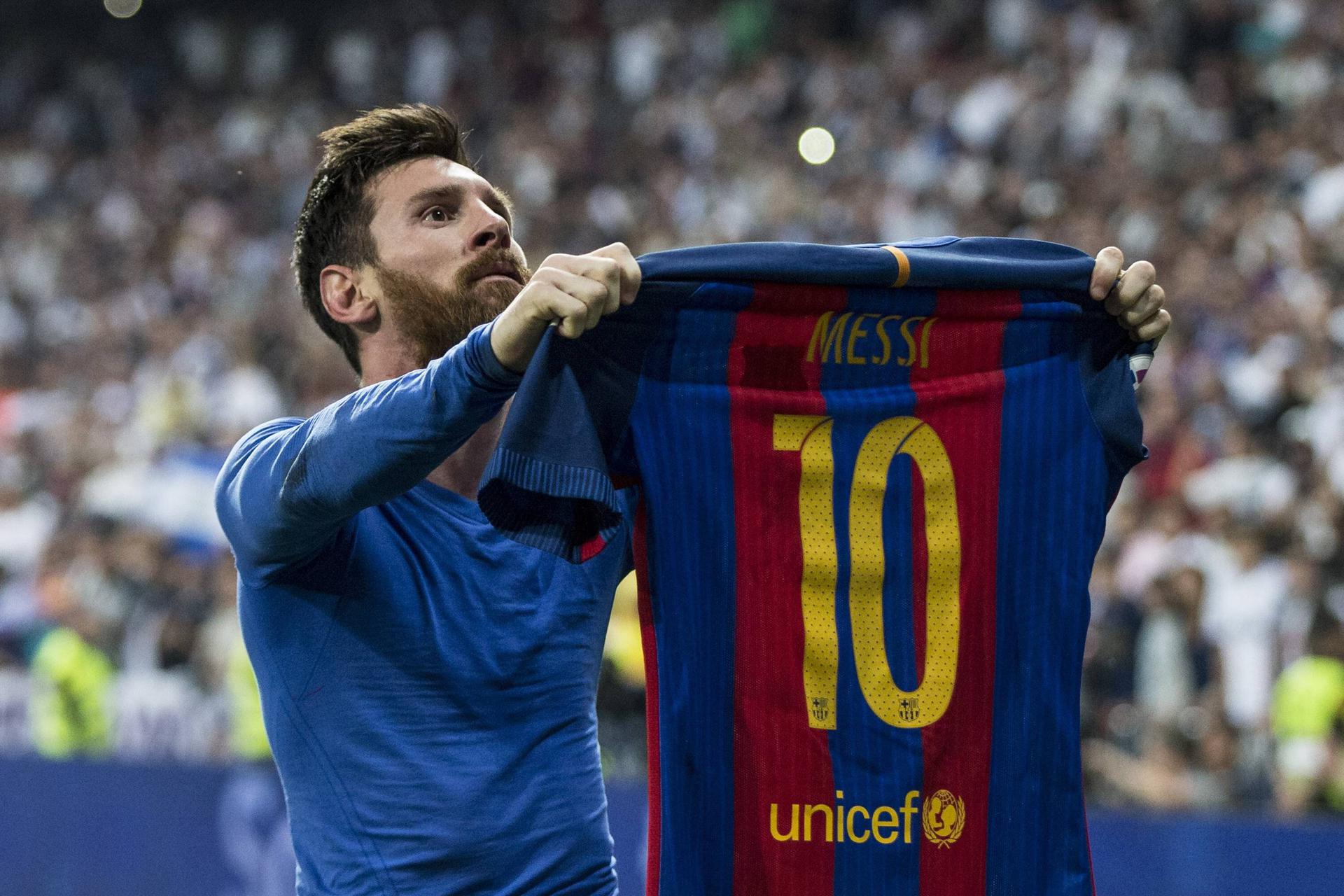 Lionel Messi o koszulkę poprosił tylko jednego rywala. Kogo? - Super Sport Lionel Messi o koszulkę poprosił tylko jednego rywala. Kogo? - Super Sport