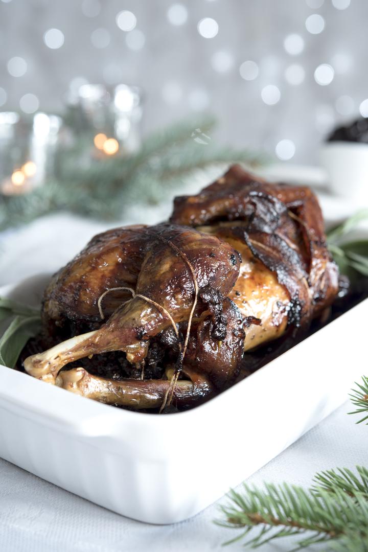 Pieczona perliczka faszerowana śliwkami kalifornijskimi i orzechami ...