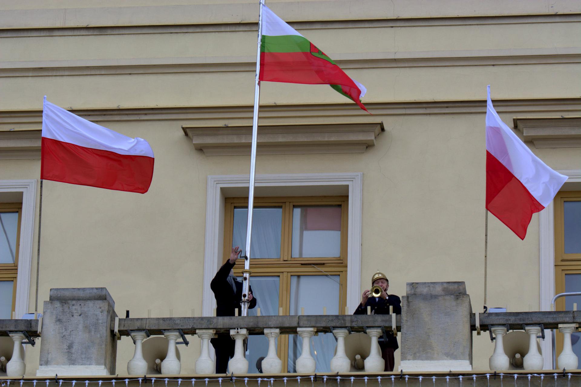 Lublin: Flaga miasta opuszczona do połowy masztu. W południe wybrzmiała ...
