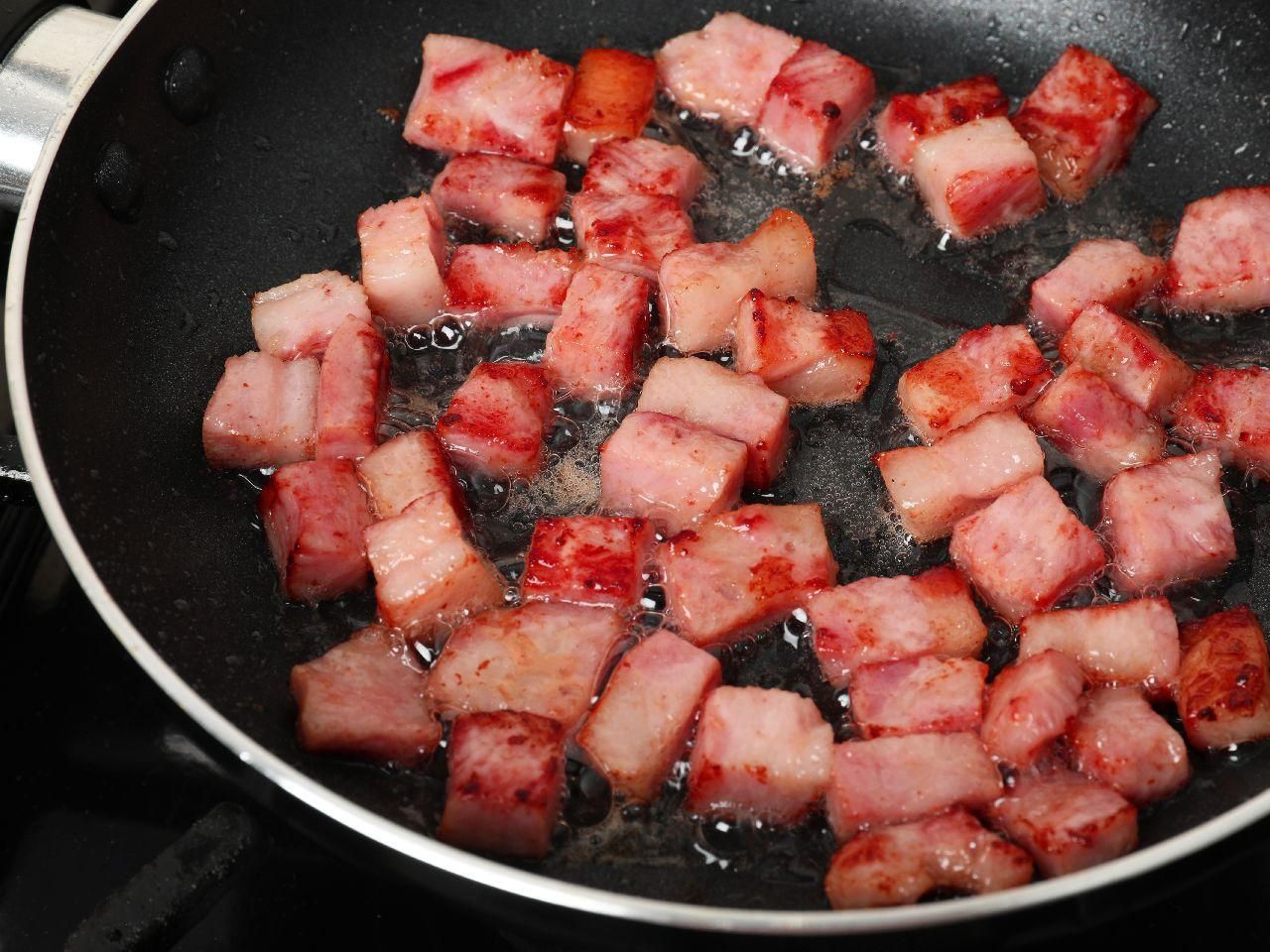 Tylko tak smażę boczek na patelni. Trik zdradził mi znajomy szef kuchni ...