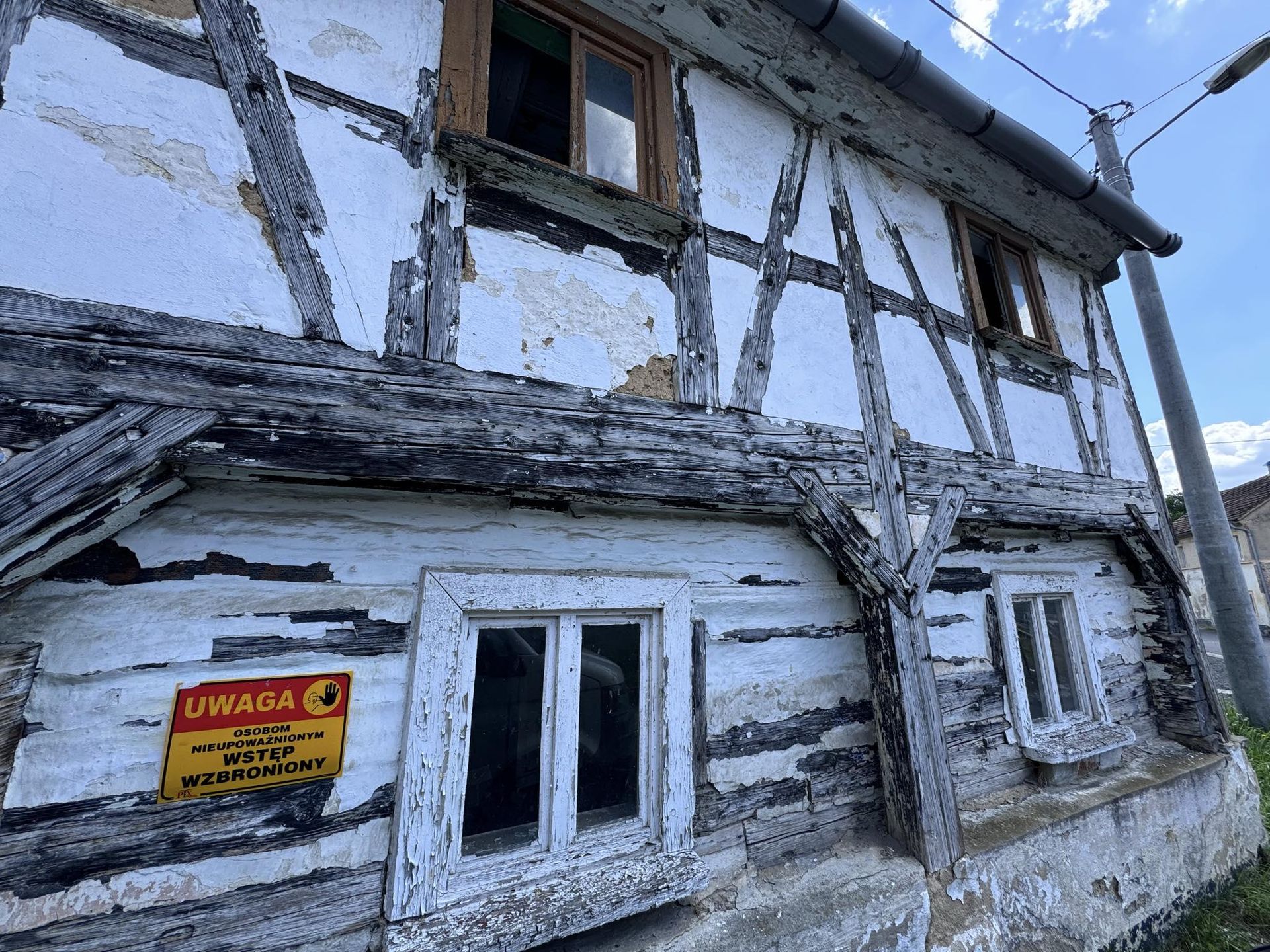 Ruinersi i burmistrz ratują stary dom w Leśnej. Chcą ściągnąć ...