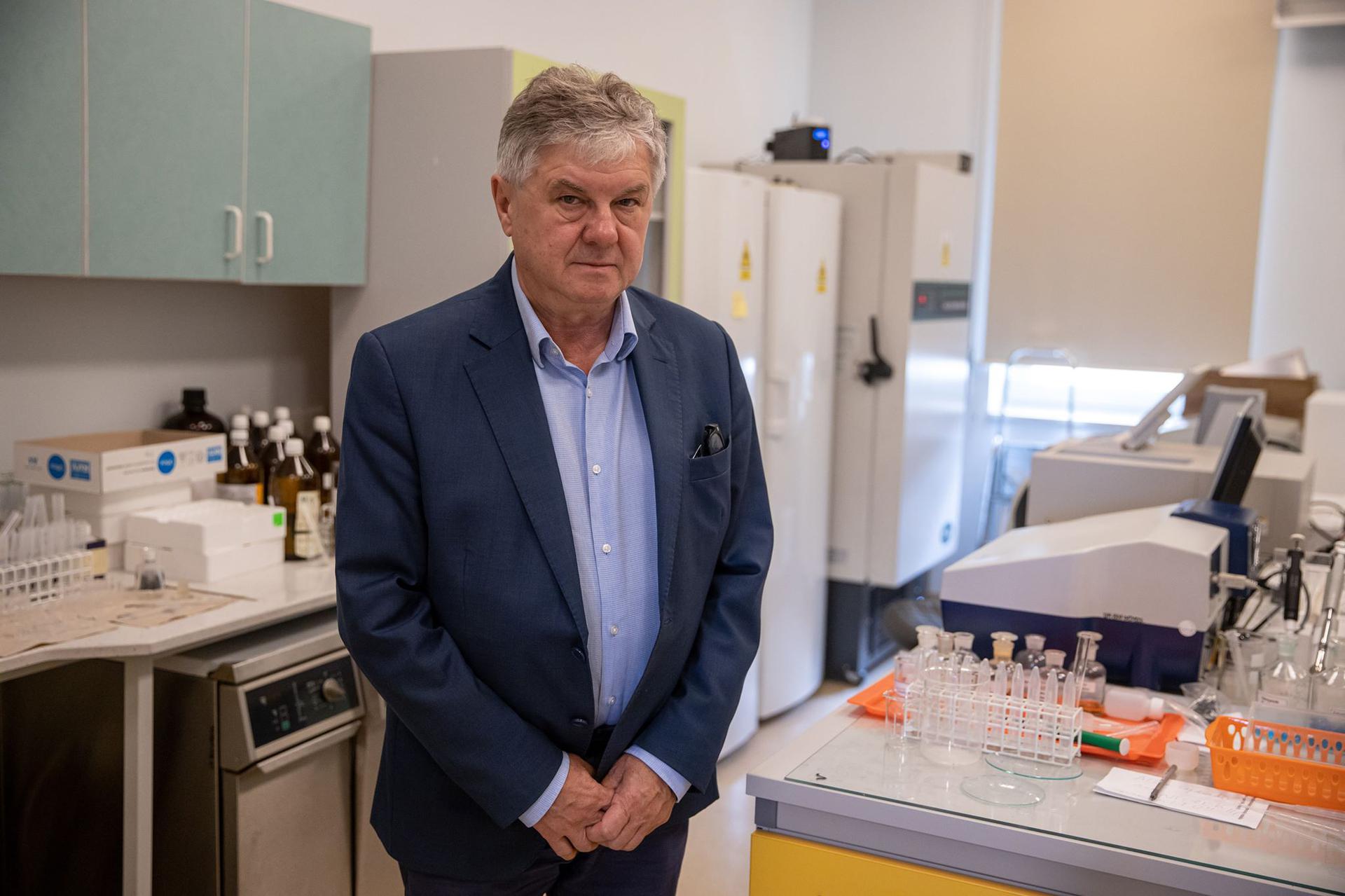 Koronawirus w Polsce. Prof. Andrzej Mackiewicz opracowuje szczepionkę ...