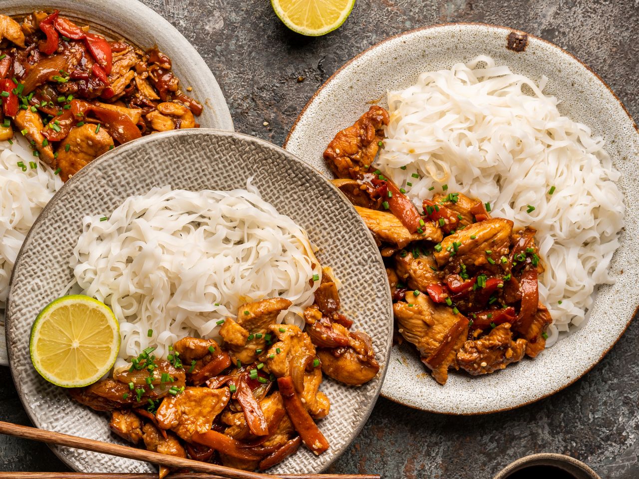 Kurczak teriyaki z makaronem. Zrobisz go bez woka - piekarnik wystarczy ...