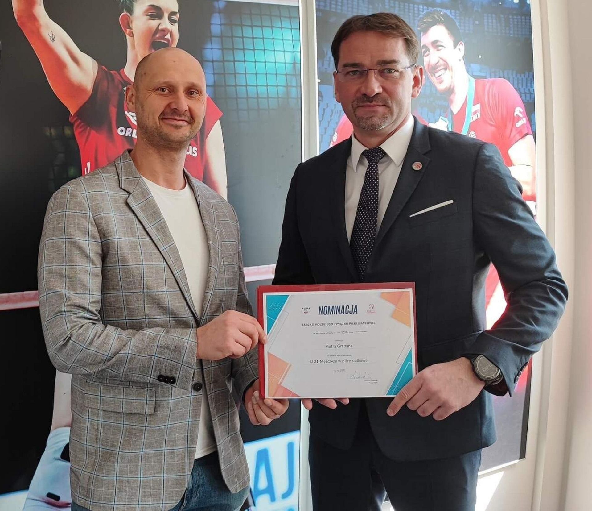 Oto nowy trener siatkarskiej kadry. Prezes Sebastian Świderski wręczył ...