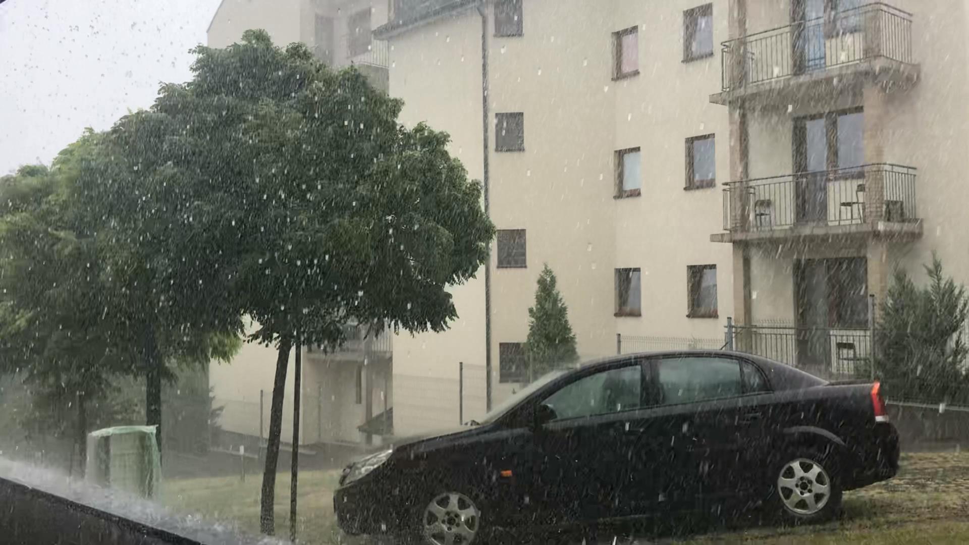 Gradobicie na Czechowie, ulewa nad Lublinem. Burze i wiatr w regionie ...