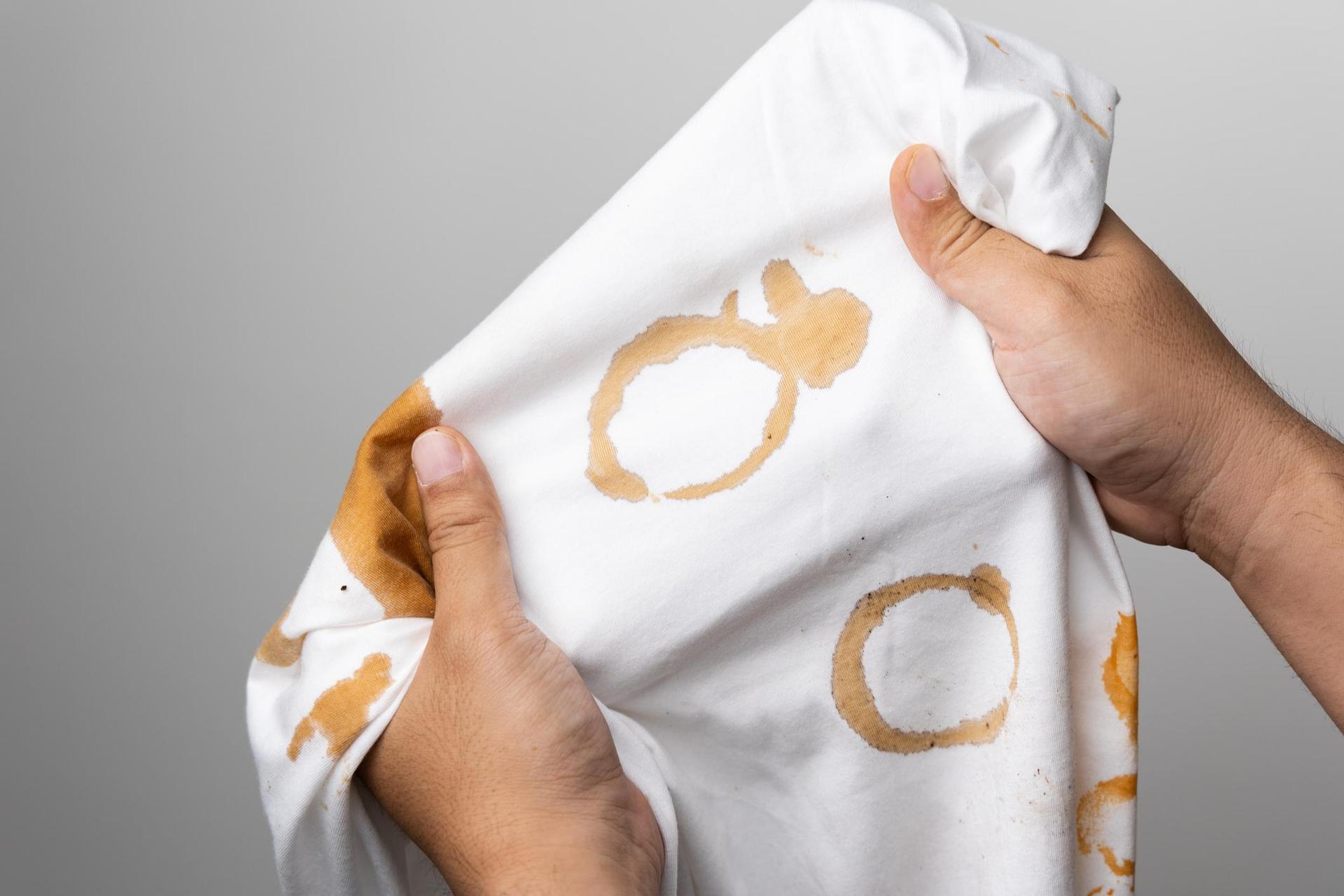 Jak usunąć plamy po kawie? Sposoby na plamy na ubraniach, tapicerce i ...