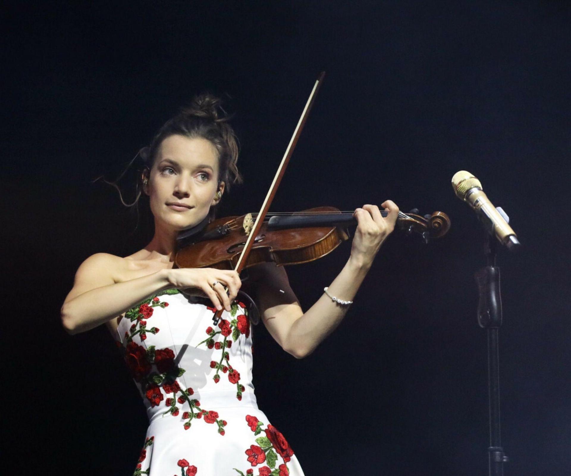 sanah zmieniła tekst swojego hitu. Sama się zapomniała! Fani wybili ją z rytmu - ESKA.pl