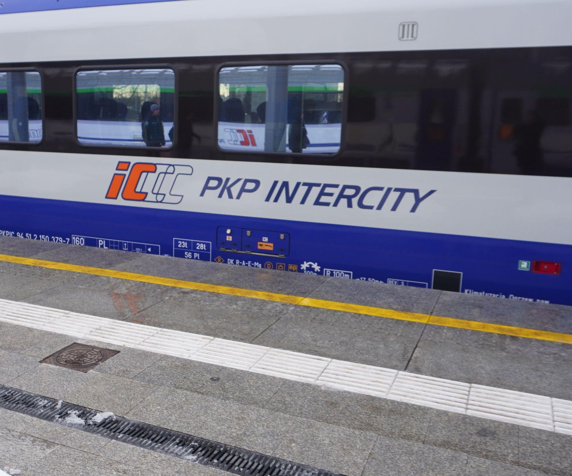 PKP Intercity rozdaje posiłki tylko kobietom! Mężczyznom nie przysługują - Super Biznes