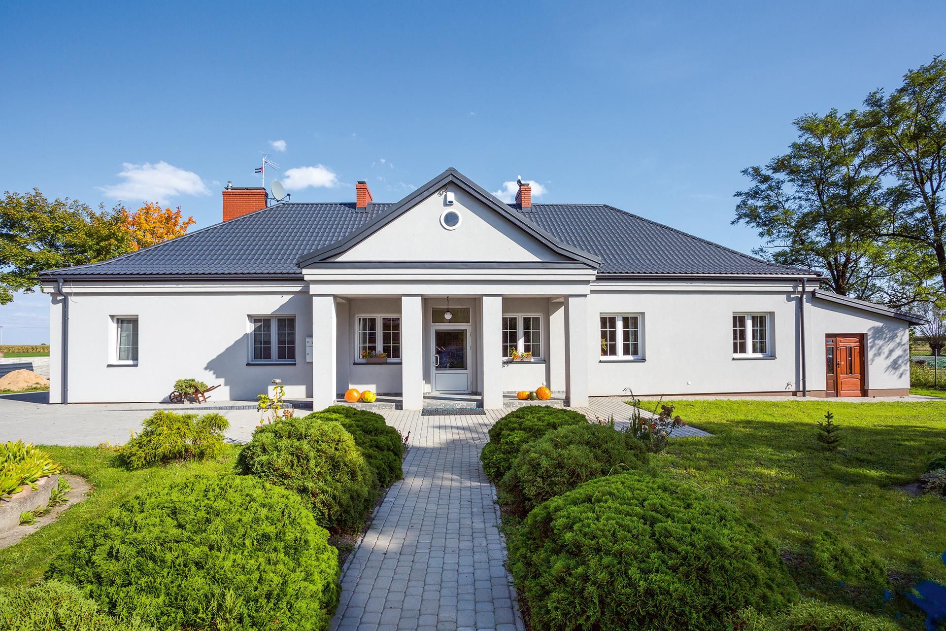 Stara szkoła wyglądała jak dworek. Wyremontowali ją i stworzyli piękny ...