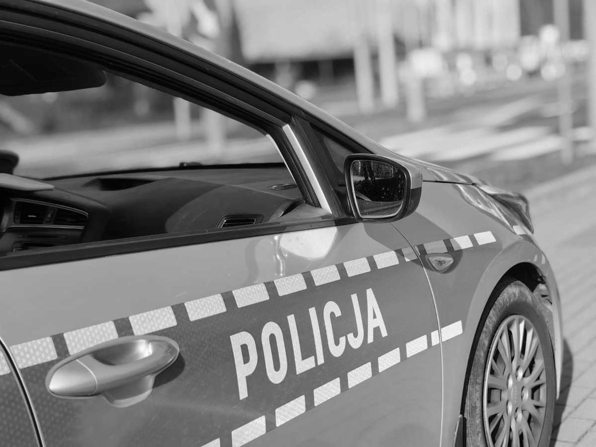 Ciechanowiec. Policjant próbował zatrzymać auto do kontroli. Potrącił go pijany kierowca. Adam ...