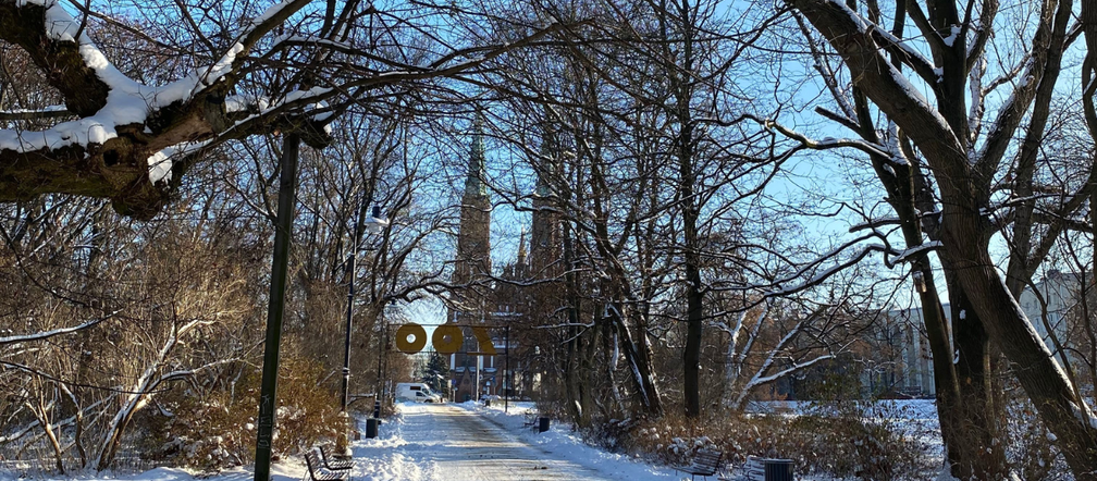 Warszawa: bajkowy Park Praski w śniegu. Zimowa aura nadaje mu ...