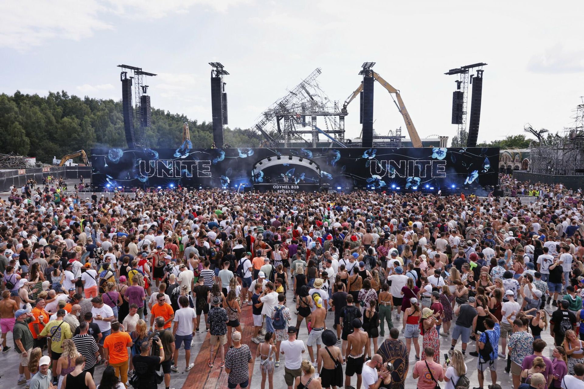 Tomorrowland 2025 ruszył! W tle nowej sceny widoczna ta spalona ...