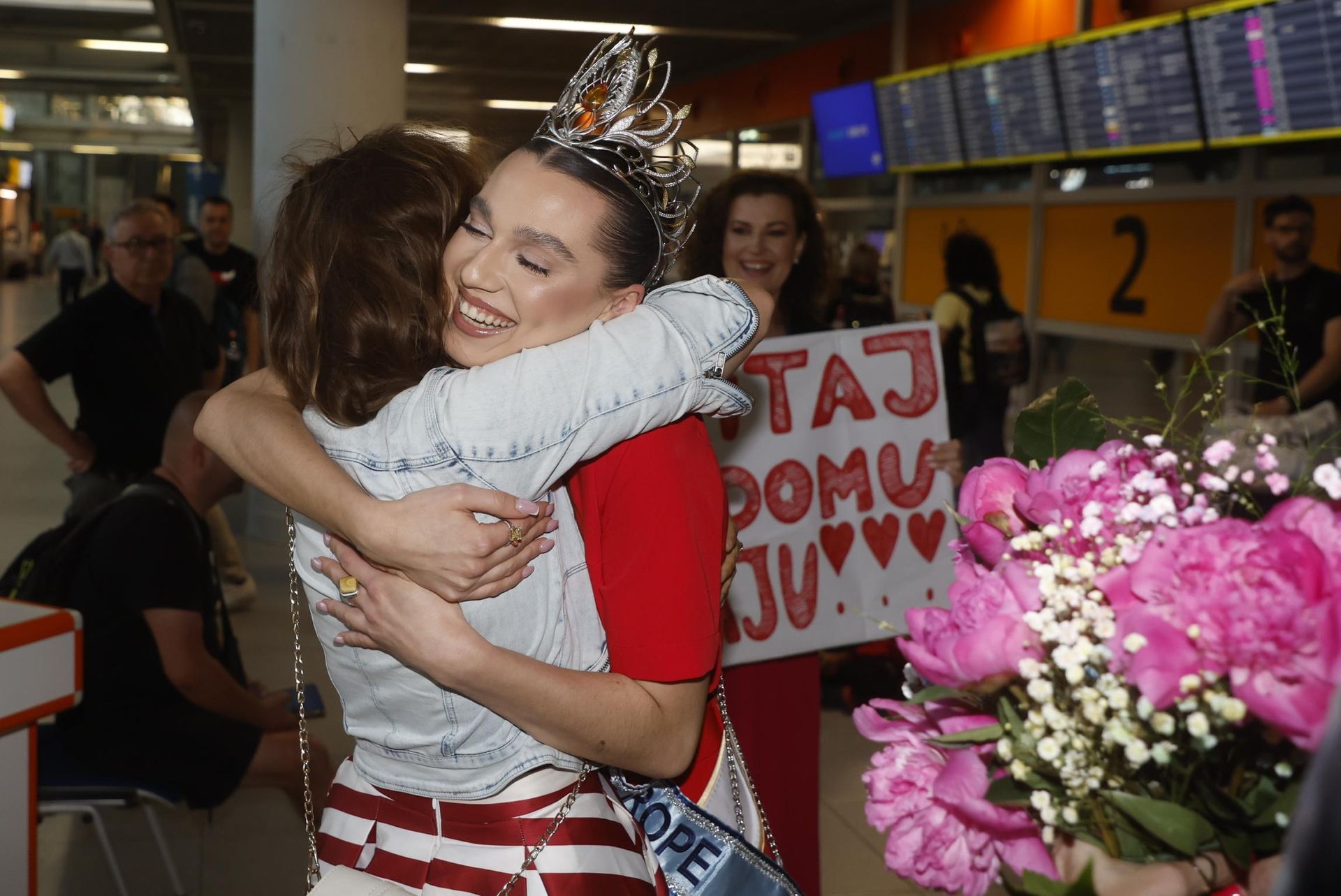 Miss World 2025: Maja Kajda wróciła do Polski. Została powitana jak królowa! - Super Express ...