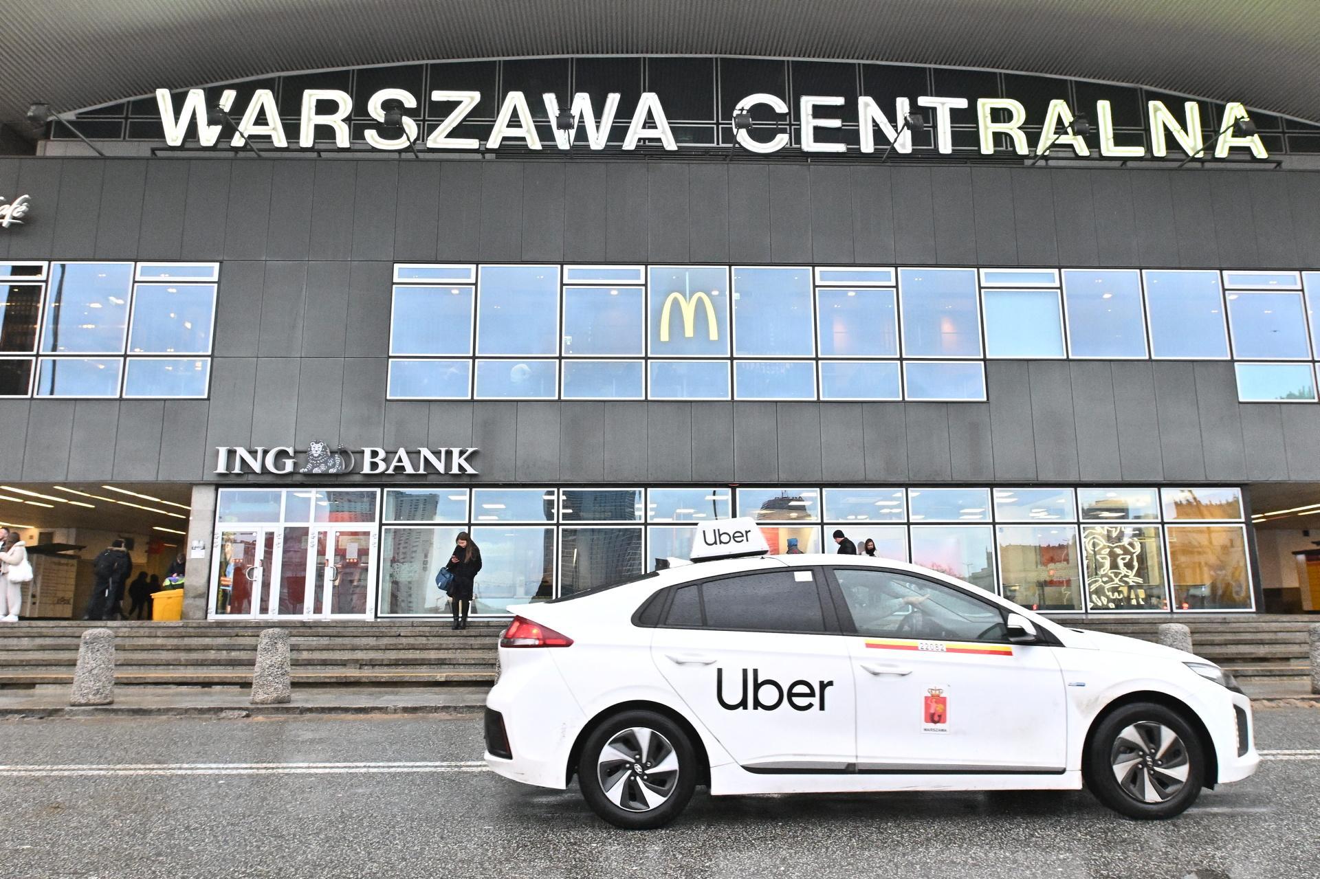 Uber przejmuje dworzec Centralny! Tradycyjne taksówki zagrożone? - Warszawa, Super Express