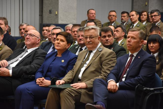 Beata Szydło i dyrektor Regionalnej Dyrekcji Lasów Państwowych w ... Beata Szydło i dyrektor Regionalnej Dyrekcji Lasów Państwowych w ...