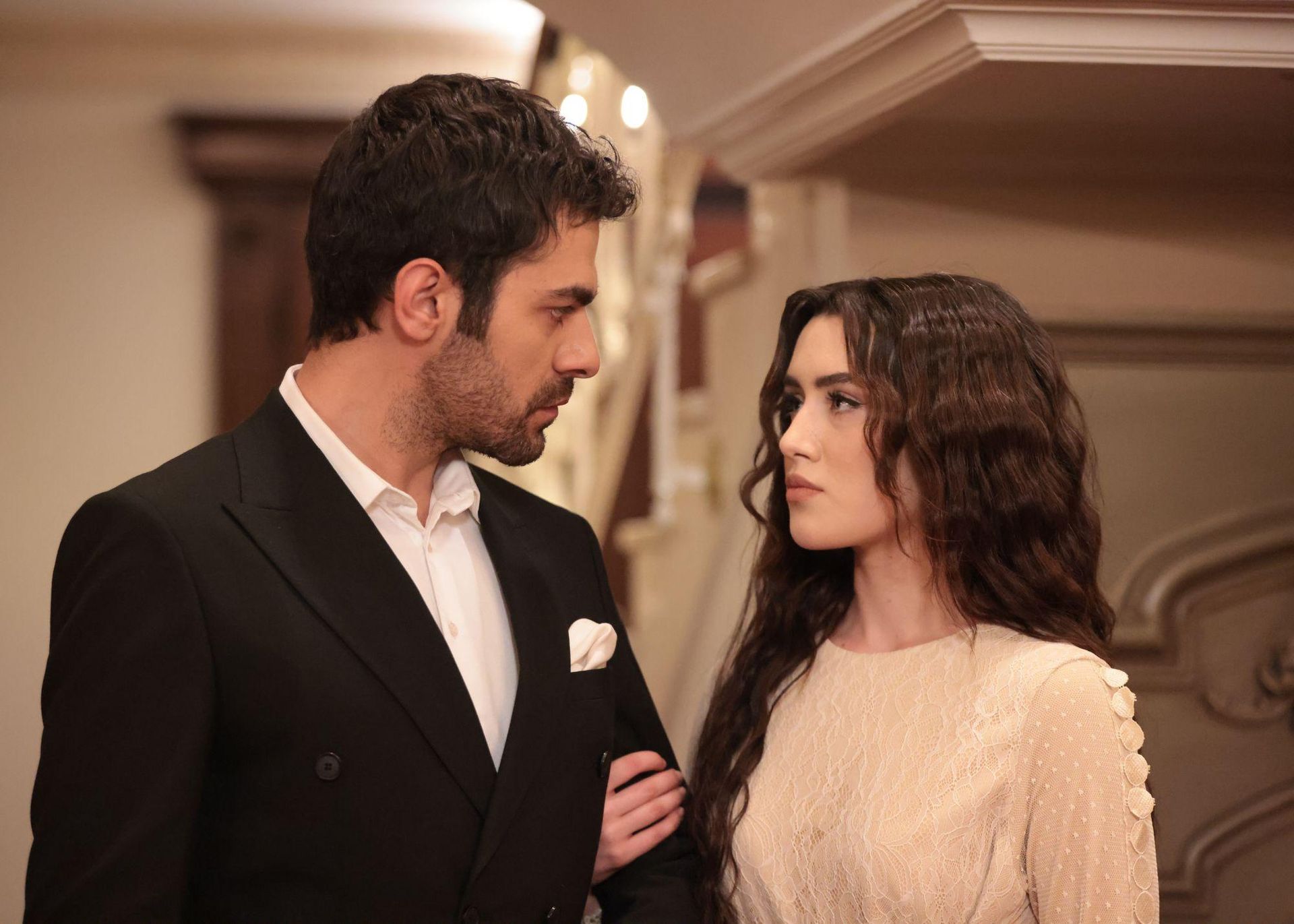 Wichrowe wzgórze odc. 69 streszczenie. Halil i Zeynep są zmuszeni ...