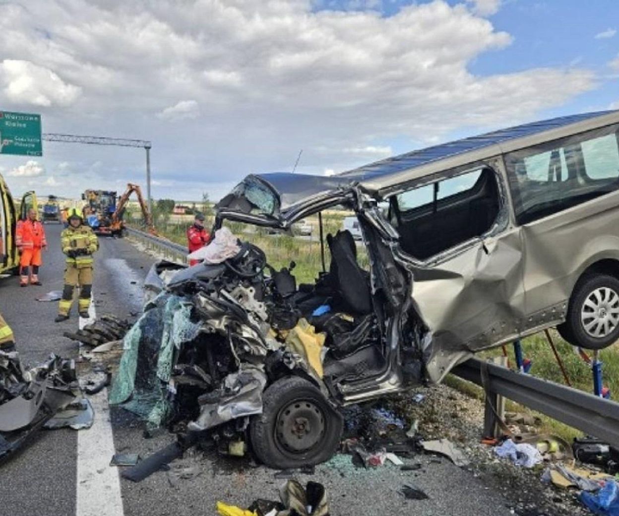 Tragiczny wypadek na S7 w Mierzawie. Cztery ofiary śmiertelne po zderzeniu busa z ciągnikiem ...