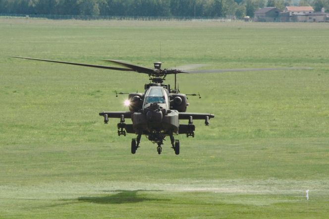 Amerykańskie Apache z leasingu już w komplecie w Polsce. Trwa szkolenie ...