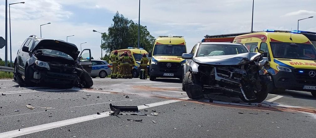Ząbkowice Śląskie. Cztery osoby ciężko ranne, wezwano dwa śmigłowce LPR. Tragiczny wypadek na ...