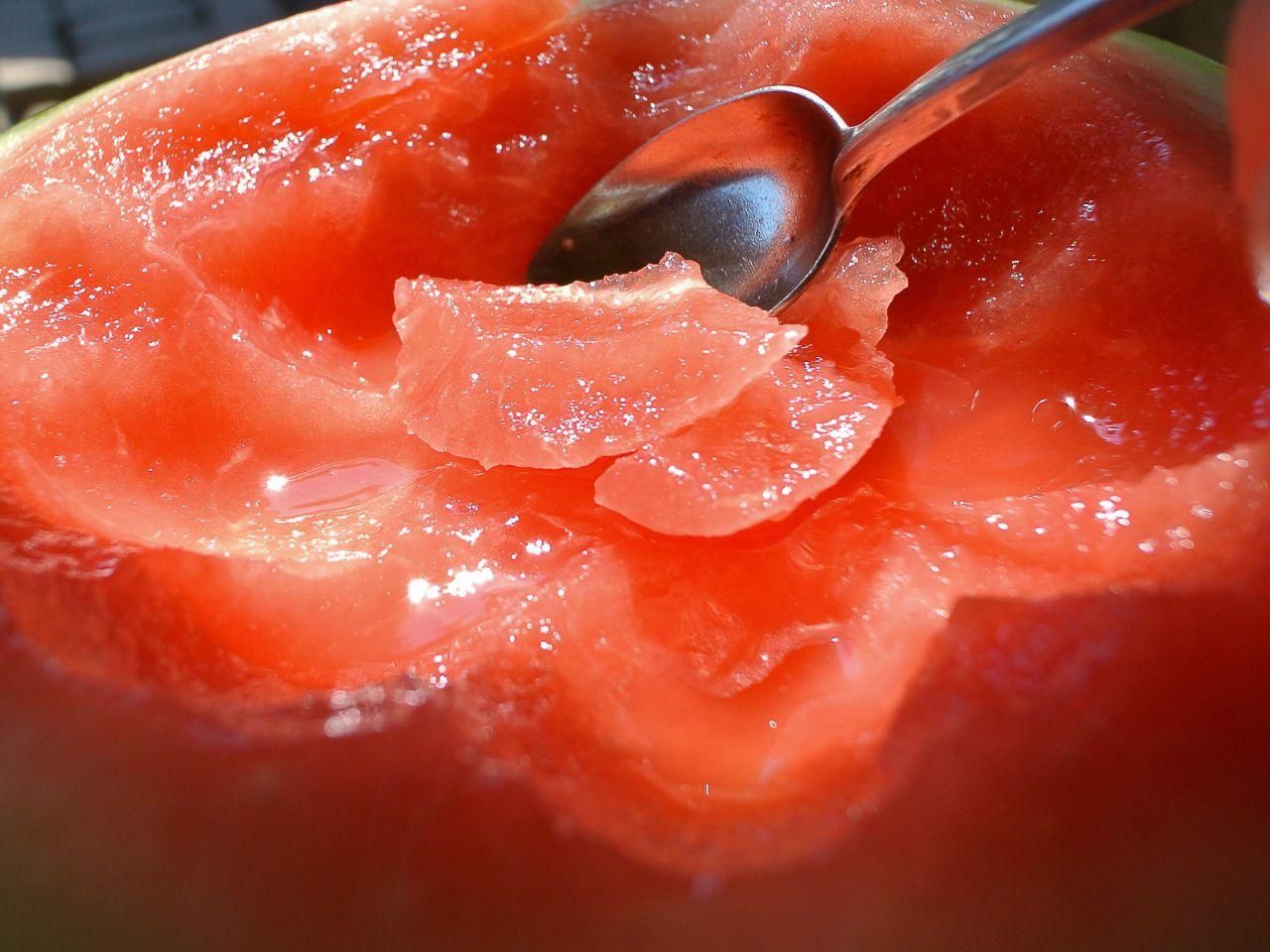 Oto, co dzieje się z twoim ciałem, gdy codziennie jesz arbuza. Co daje jedzenia arbuza, a komu ...