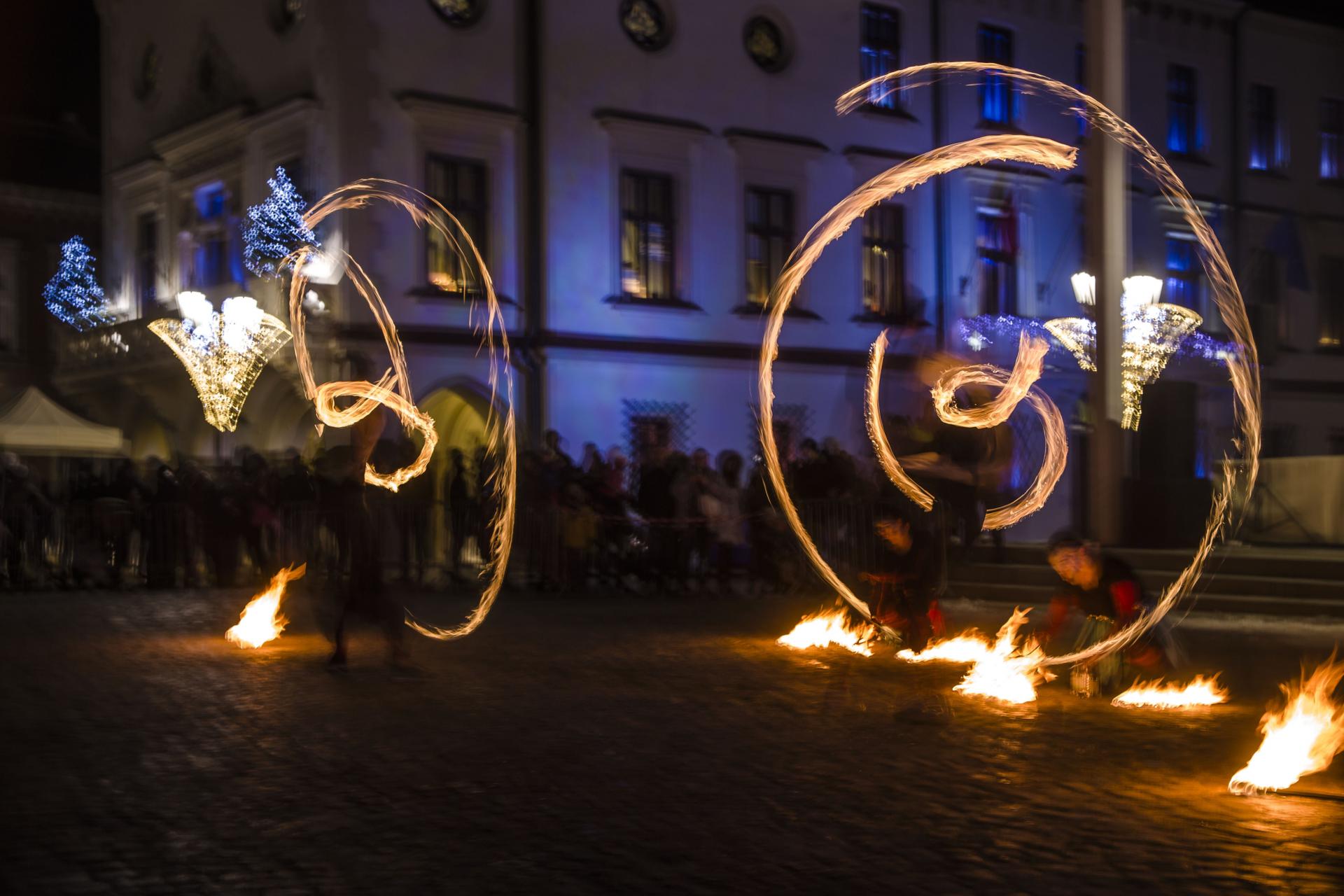 Świąteczne Miasteczko w Rzeszowie zaprasza. Fireshow już dziś ...